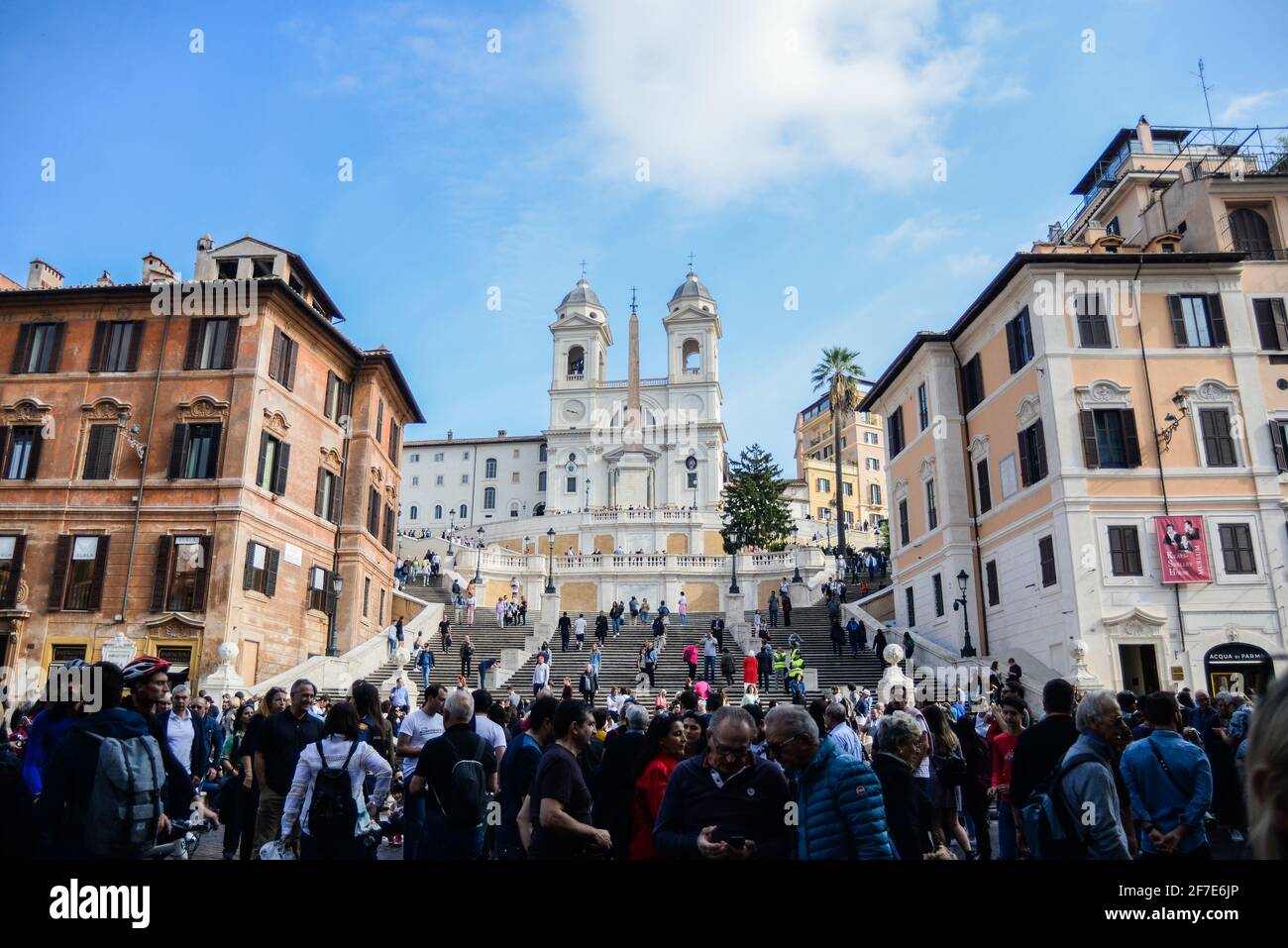 a crowd goes through the streets of Rome Stock Photo - Alamy