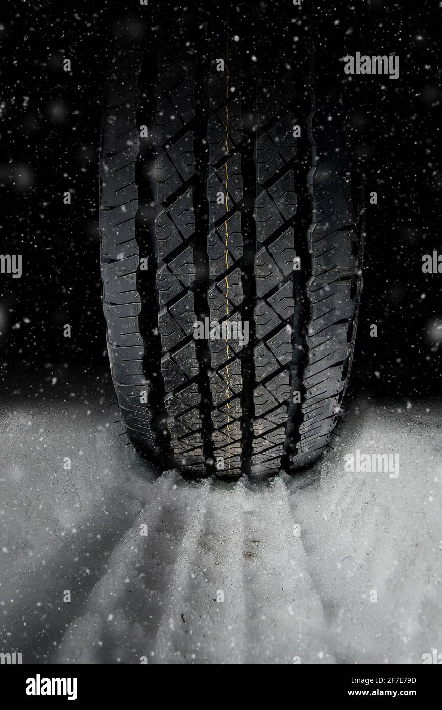 Car tire tread marks snow hi-res stock photography and images - Alamy