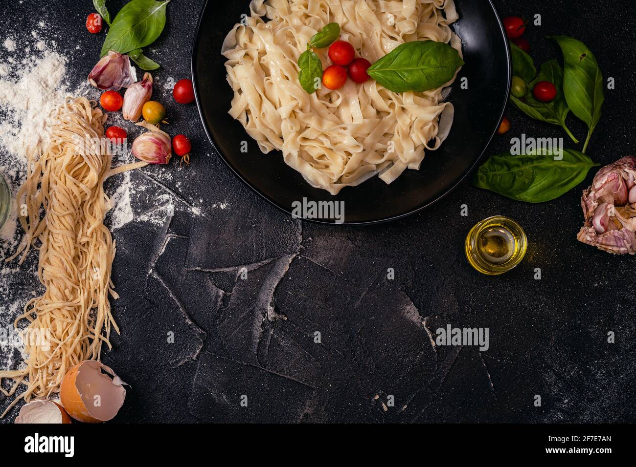 plano cenital plato con fideos caseros sobre base negra ajo oliva Stock ...