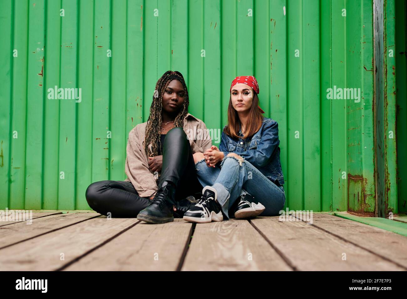 People looking into camera hi-res stock photography and images - Alamy