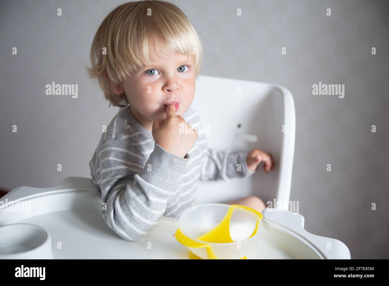 Child food plate hi-res stock photography and images - Alamy