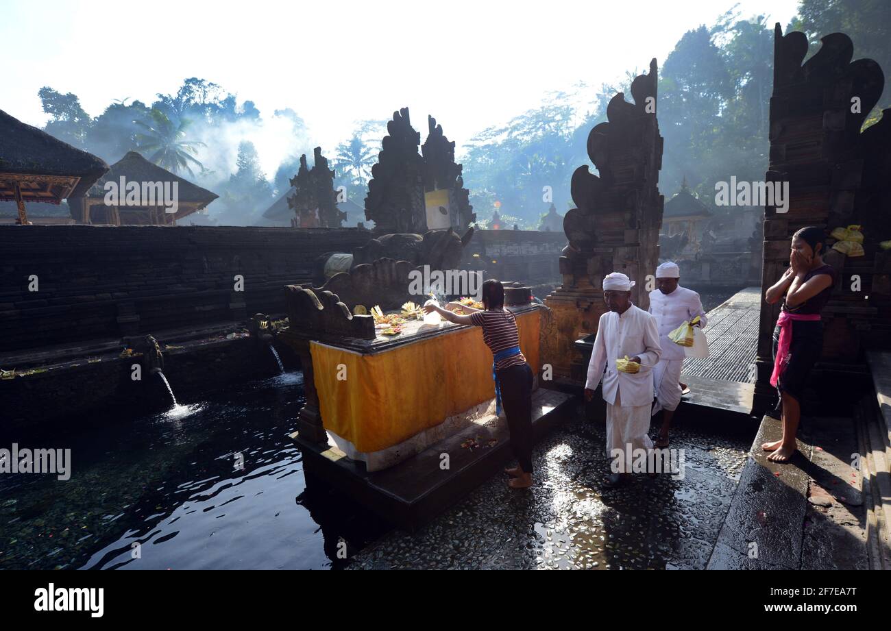 Morning prayers at the purifying pool at the Tirta Empul temple in Bali ...