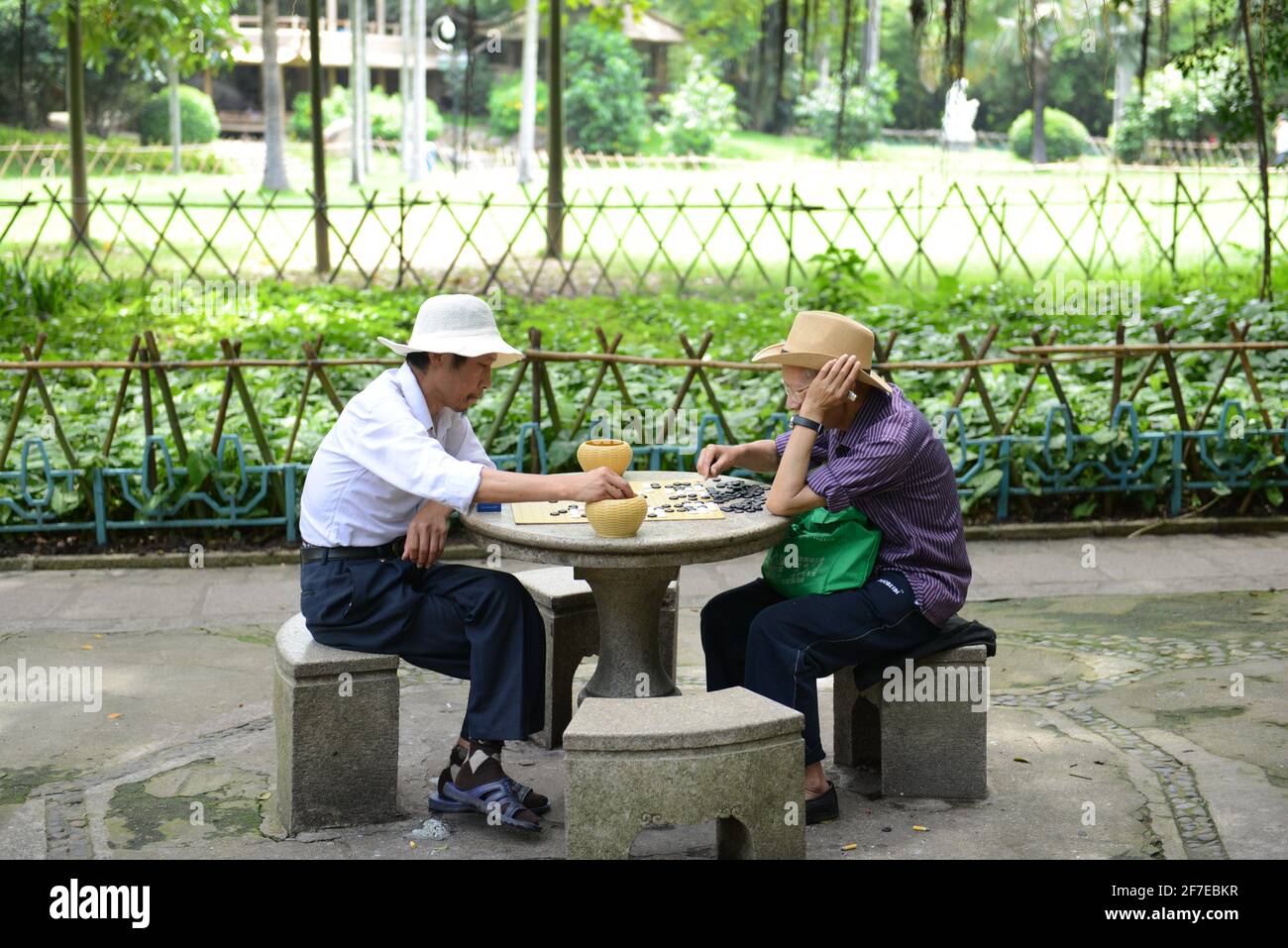 Chinese men playing chinese chess hi-res stock photography and images ...