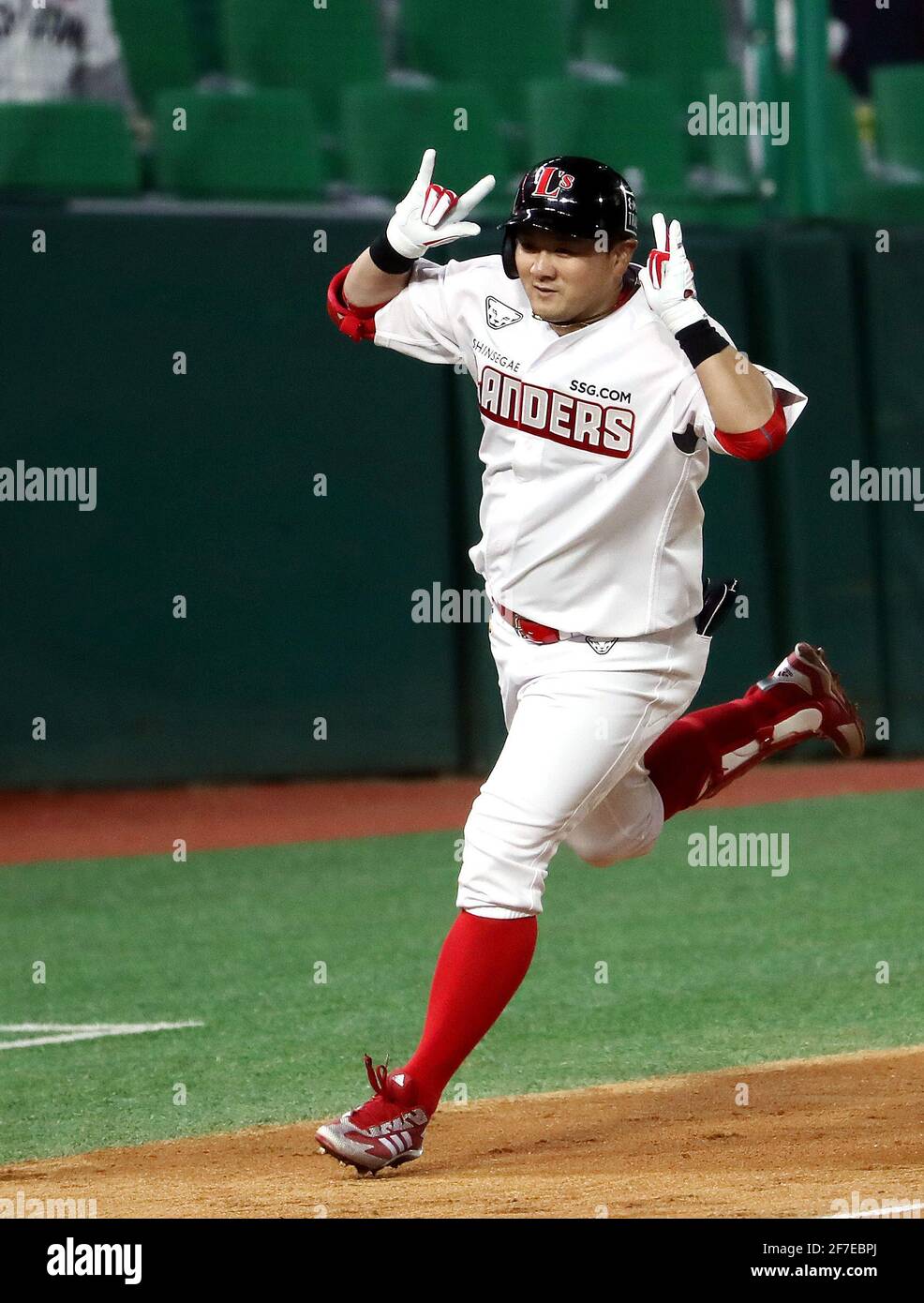 07th Apr, 2021. SSG Landers' Choi Joo-hwan Choi Joo-hwan of the SSG Landers rounds the bases ...