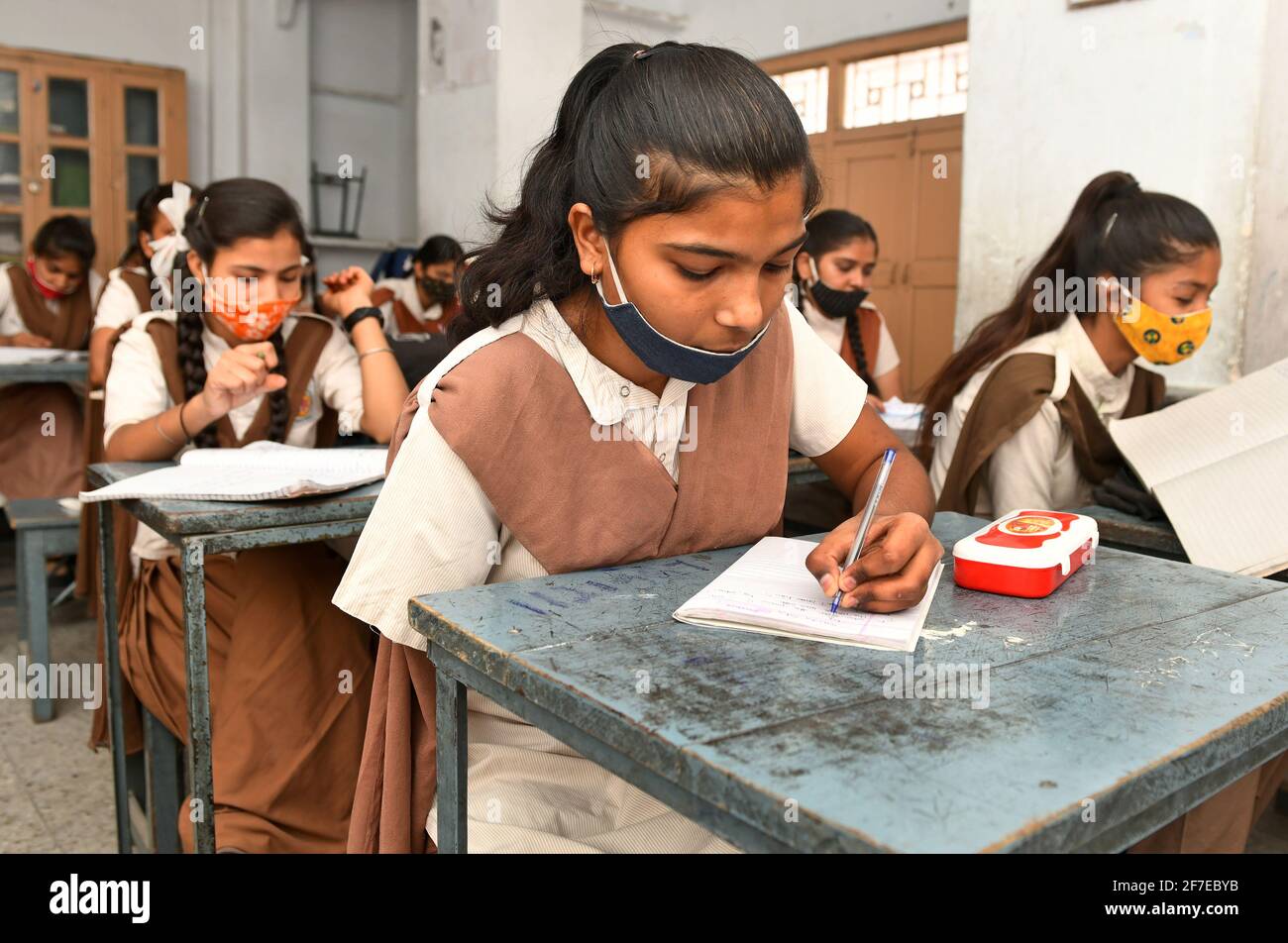 14 year girl classroom hi-res stock photography and images - Alamy