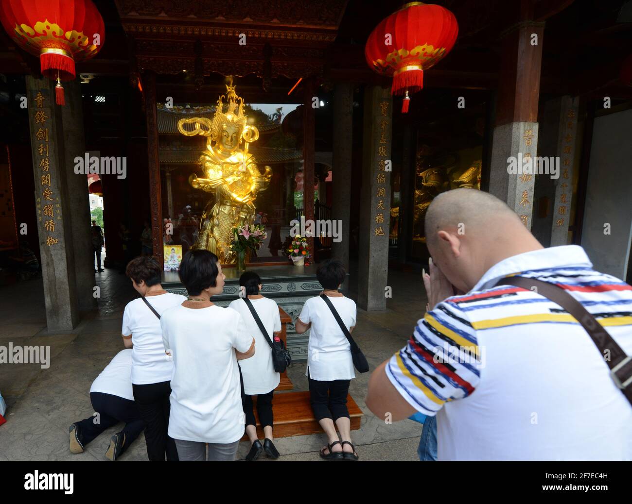 Chinese people praying at the Nanputuo temple in Xiamen, Fujian, China ...