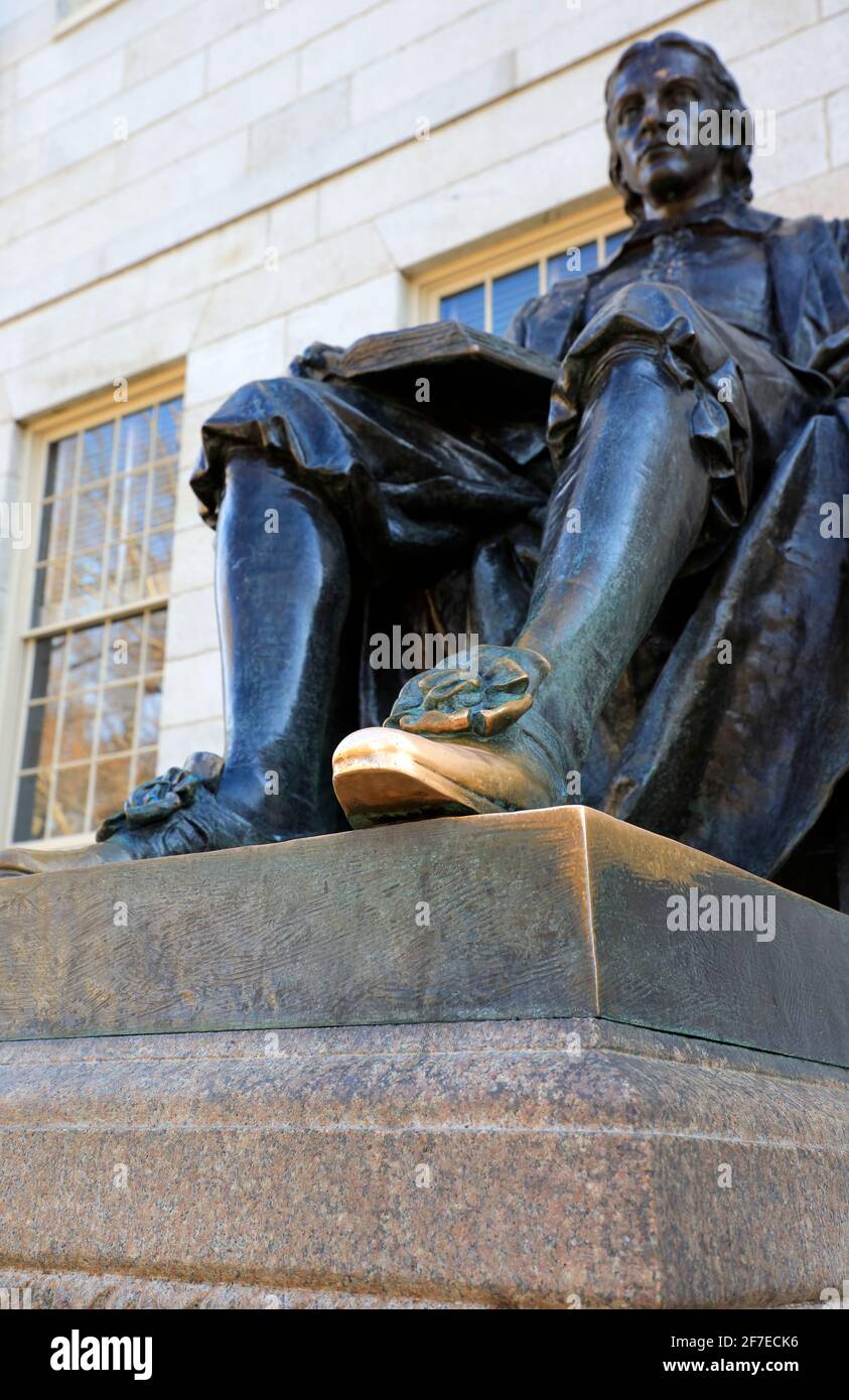 John harvard bronze statue hi-res stock photography and images - Alamy