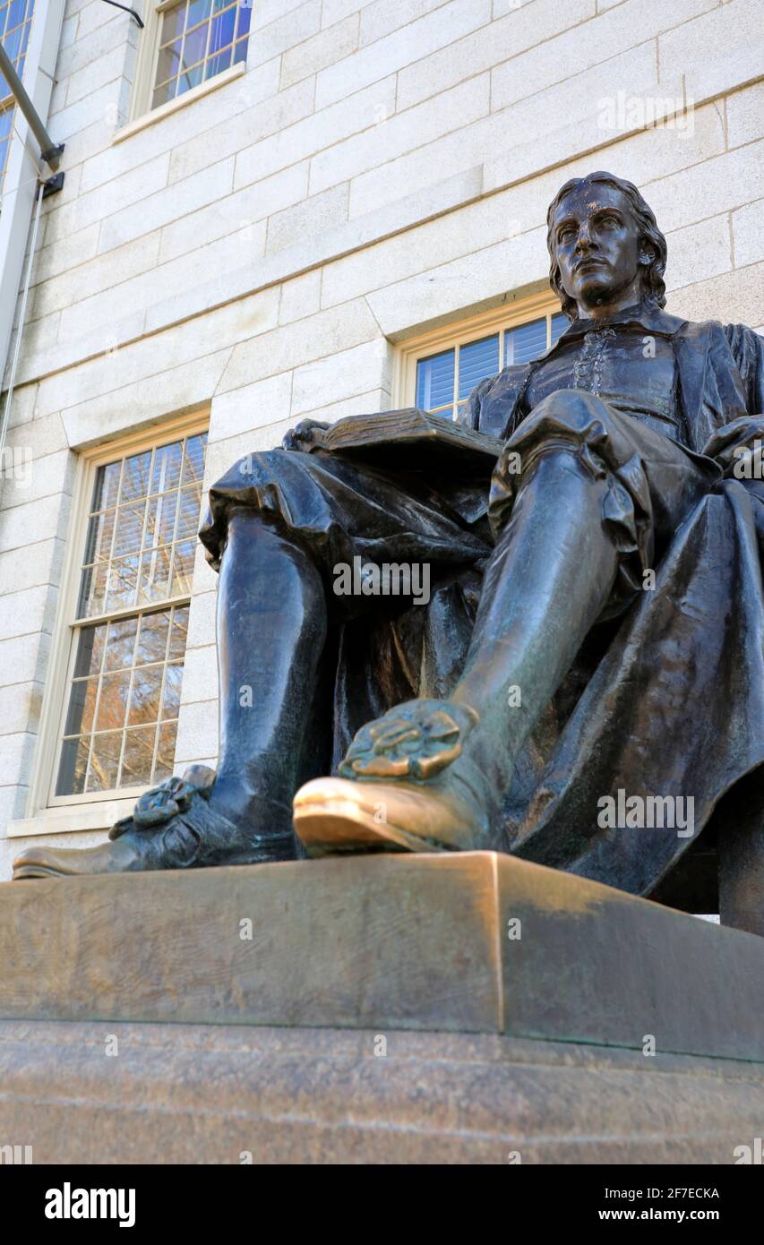 John harvard bronze statue hi-res stock photography and images - Alamy