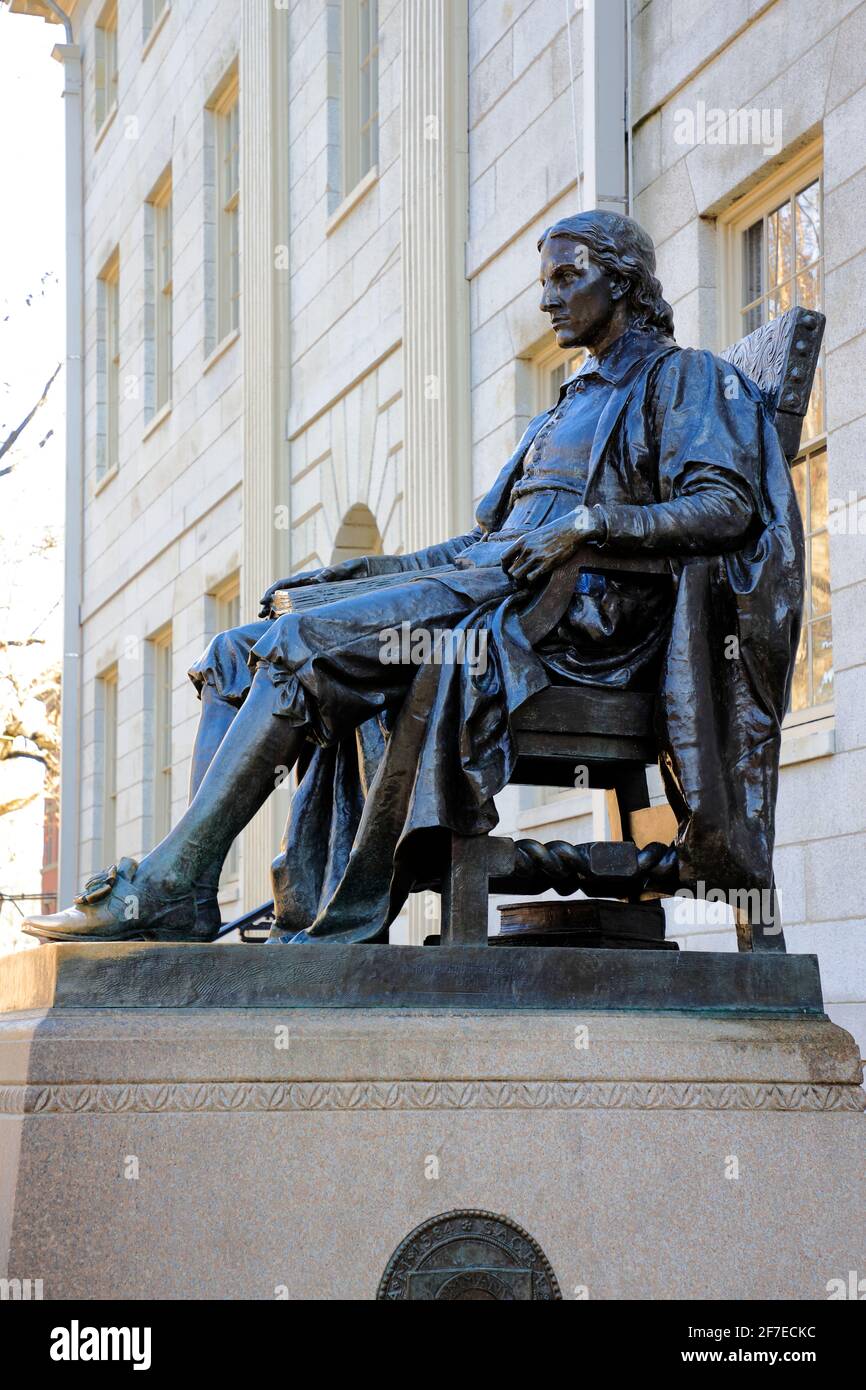 John harvard bronze statue hi-res stock photography and images - Alamy