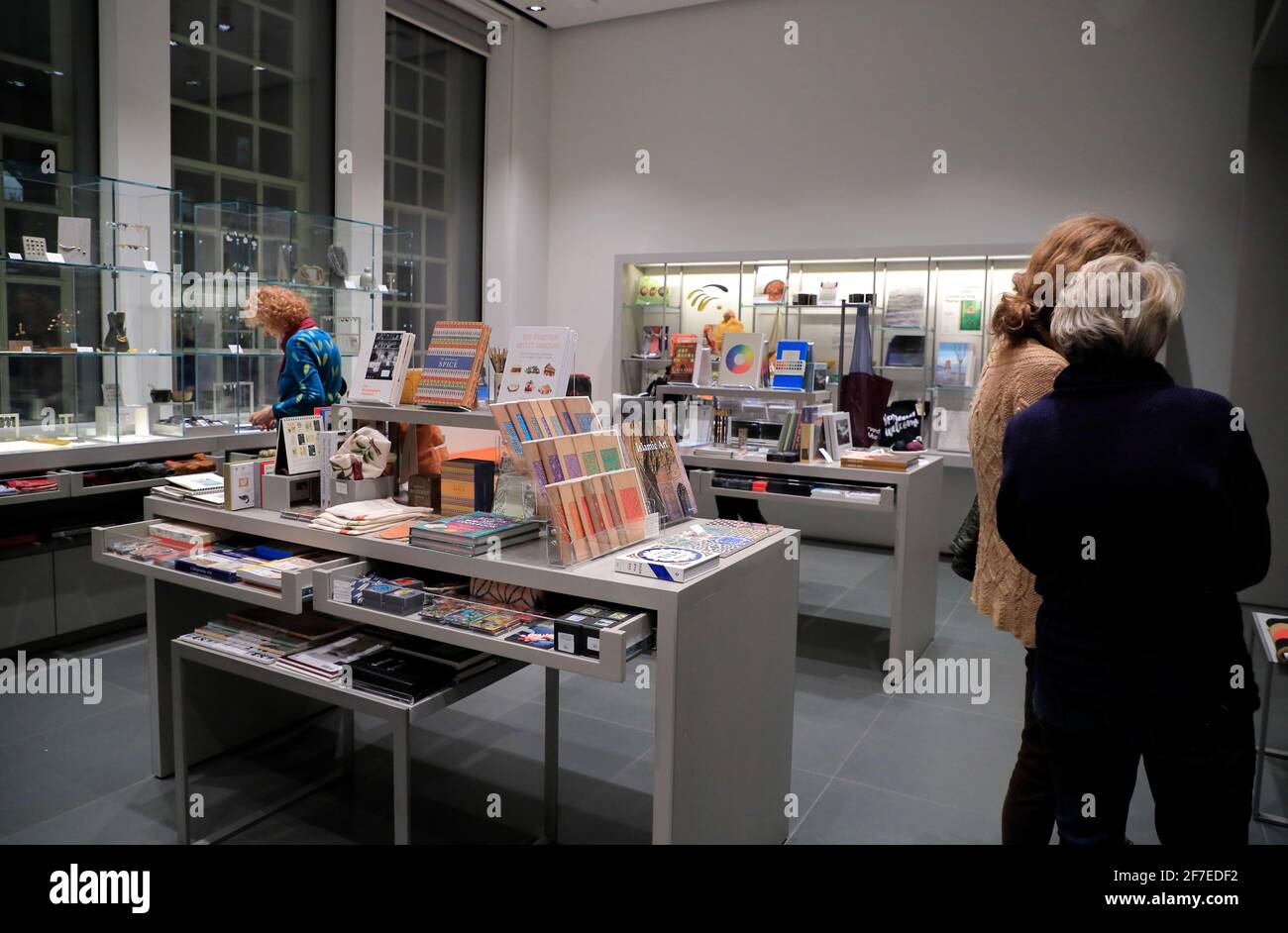 University shop harvard university cambridge hi-res stock photography ...