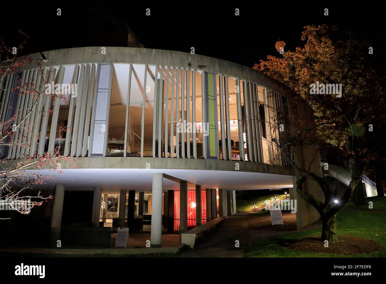 The night view of Carpenter Center for the Visual Arts designed by Le ...