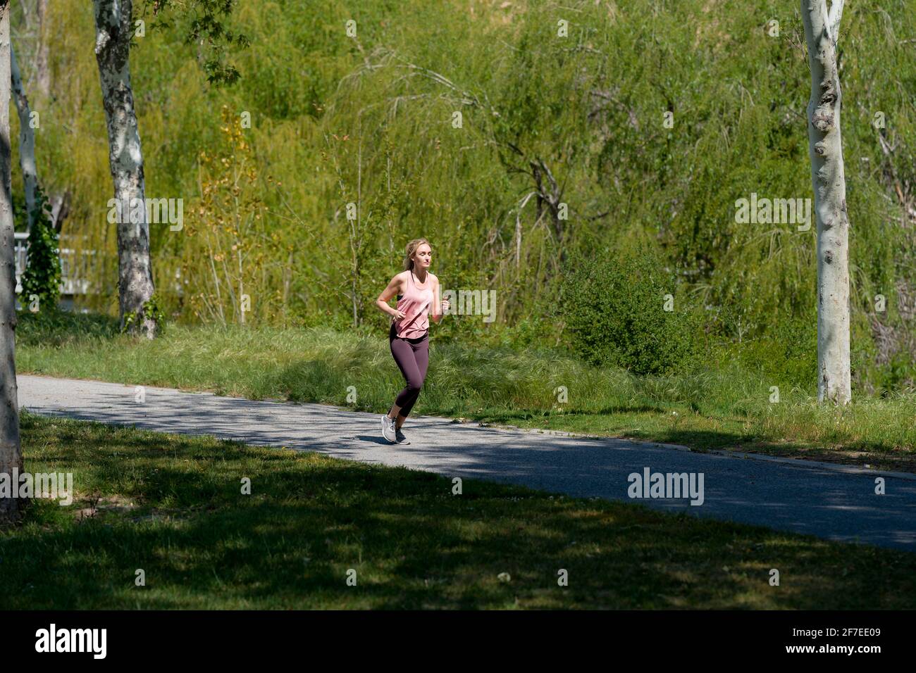 Fit woman poses in pink hi-res stock photography and images - Alamy