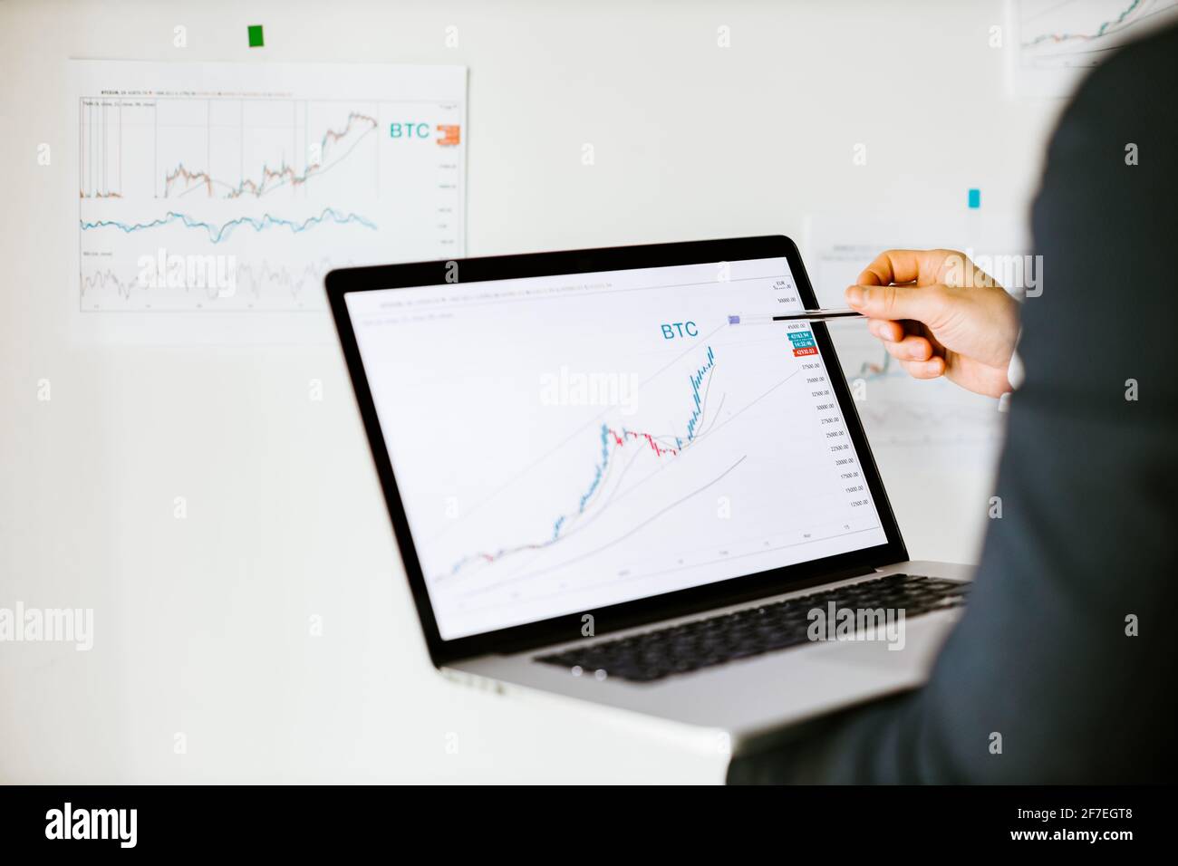 Stock market price trend graph analysis Stock Photo - Alamy
