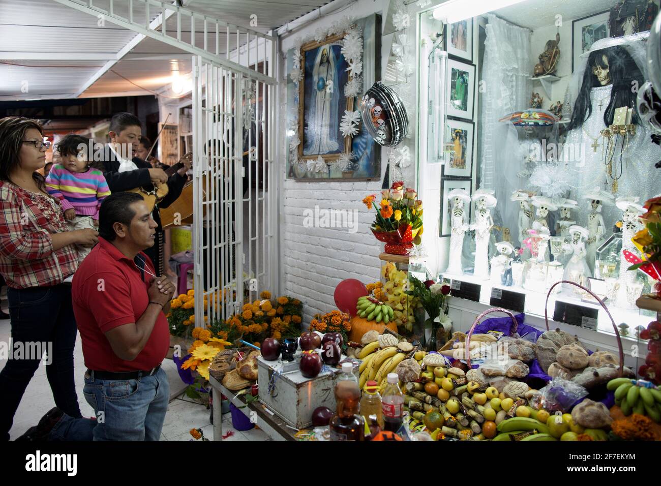 Catholic veneration of the dead hi-res stock photography and images - Alamy