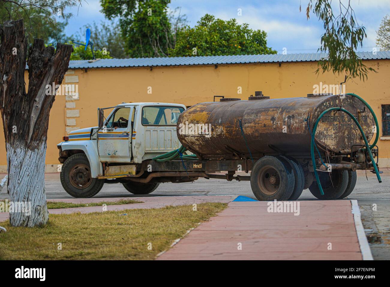 Camion agua hi-res stock photography and images - Alamy