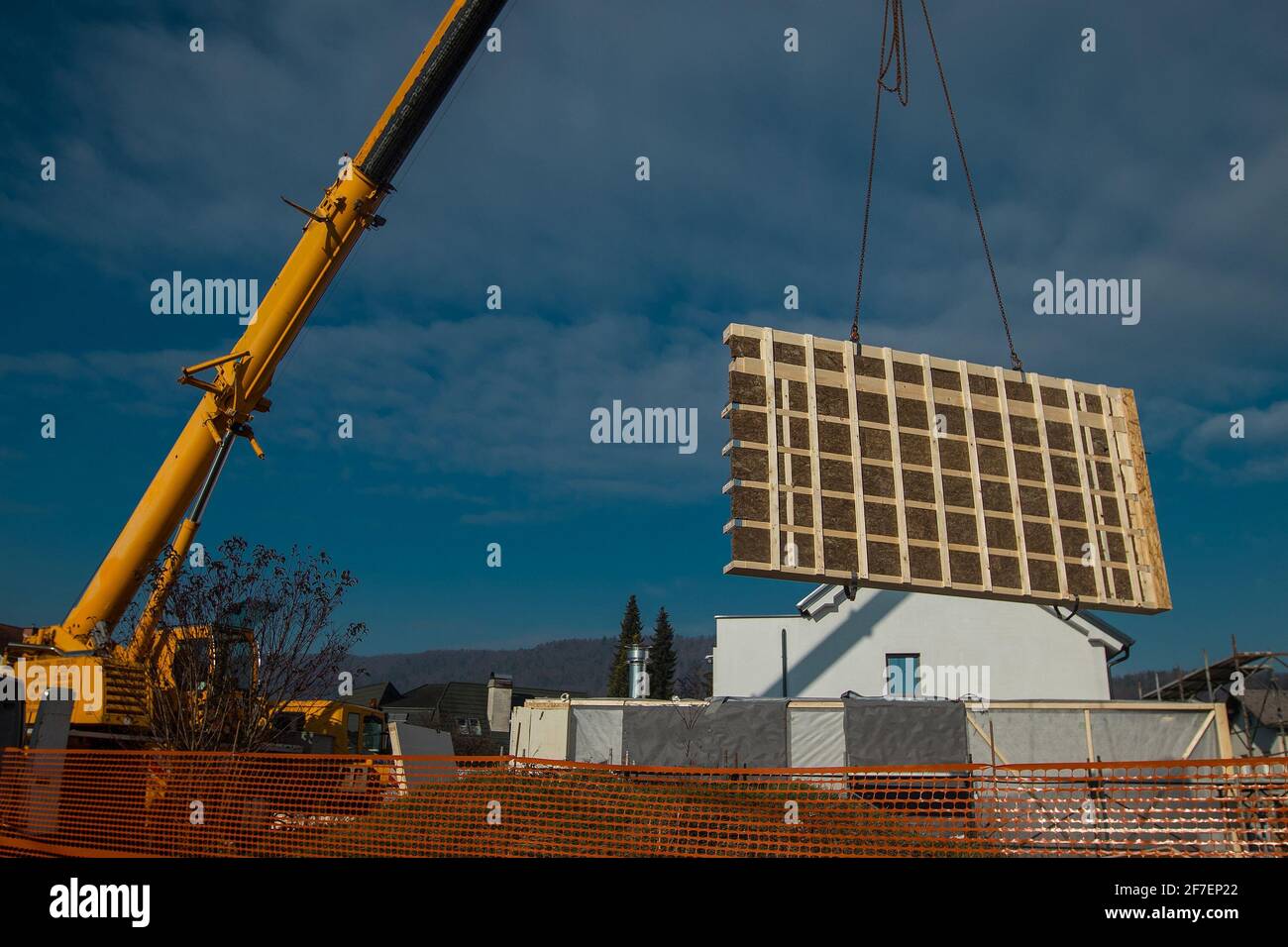 Modular housing and crane hi-res stock photography and images - Alamy