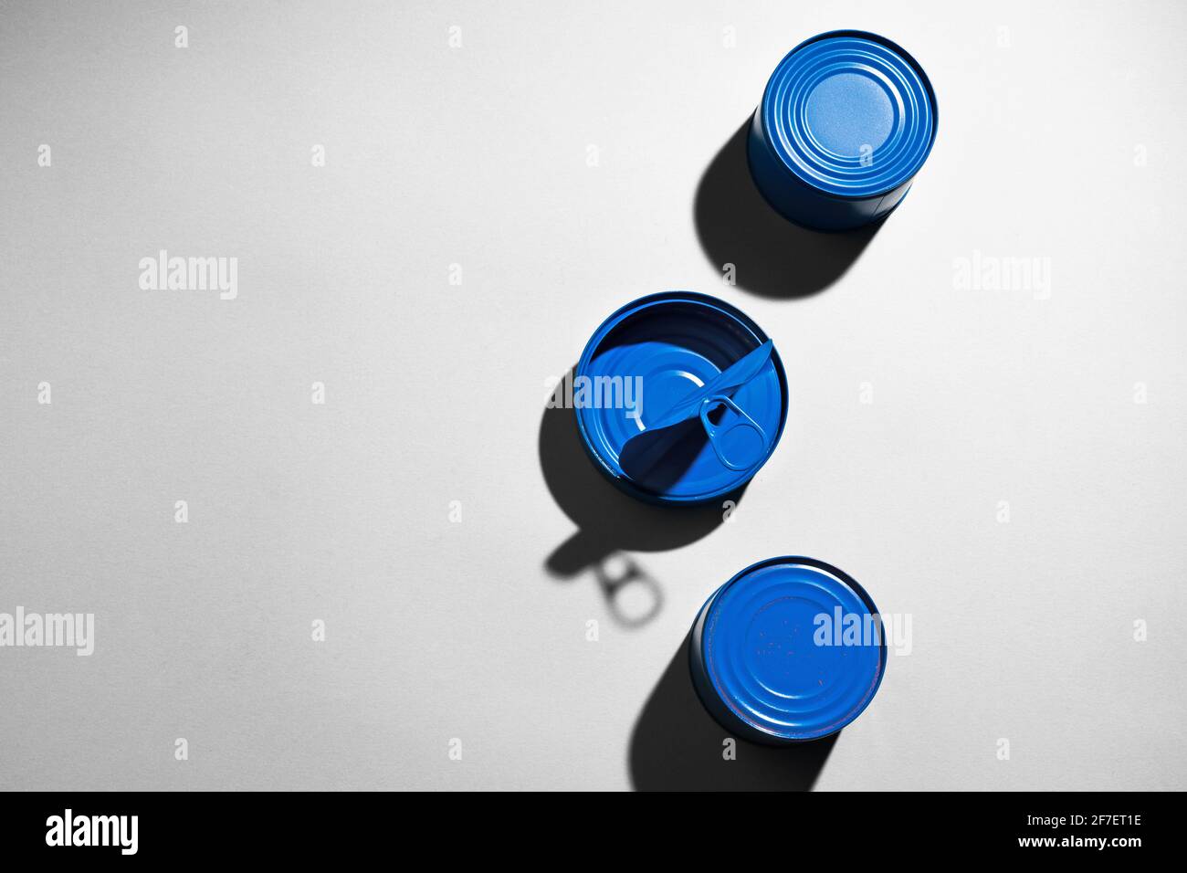 Blue tin can on gray background with shadow Stock Photo - Alamy