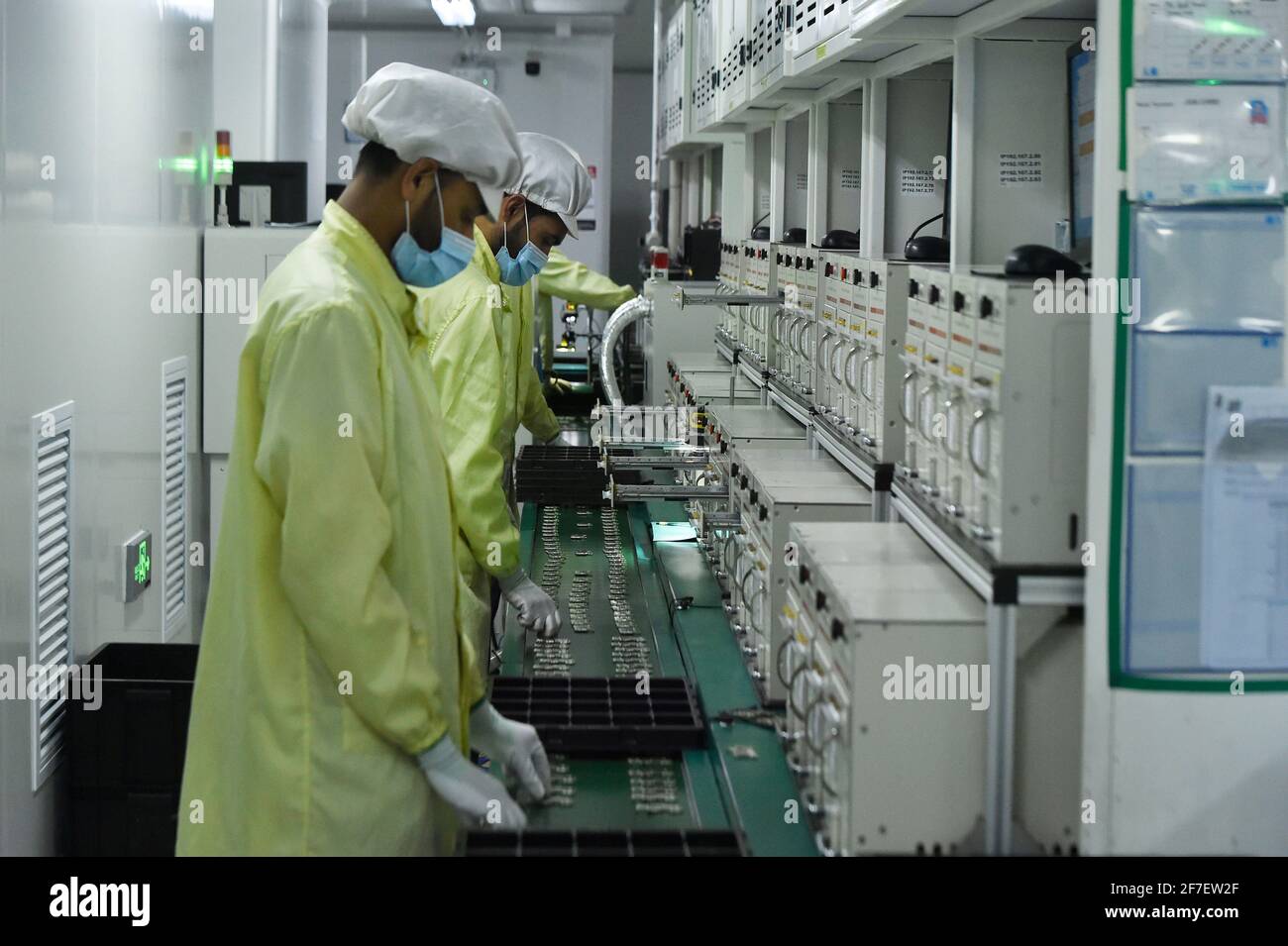 Chinese workers on assembly line hi-res stock photography and images ...