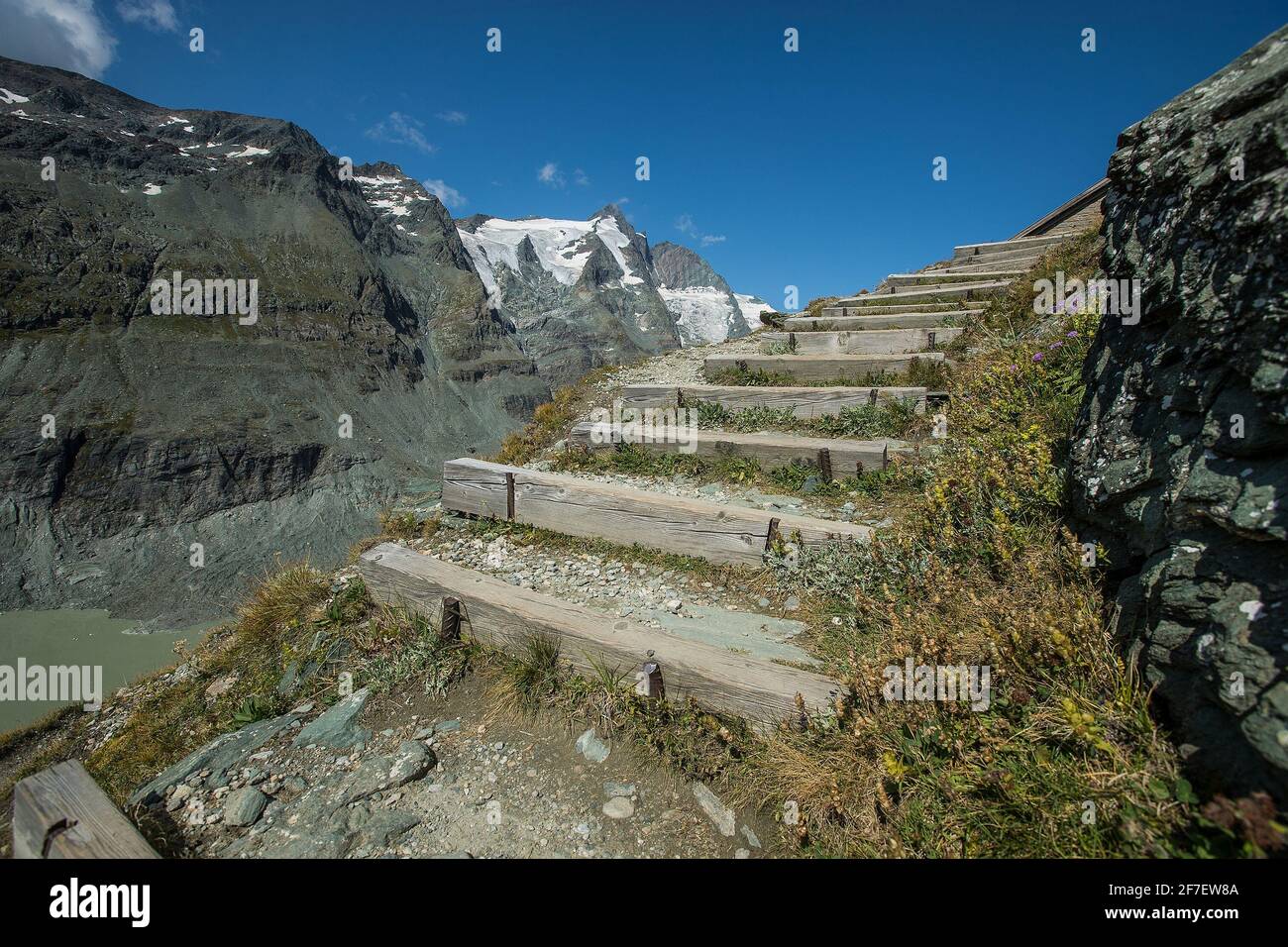 Wooden sleepers garden path hi-res stock photography and images - Alamy