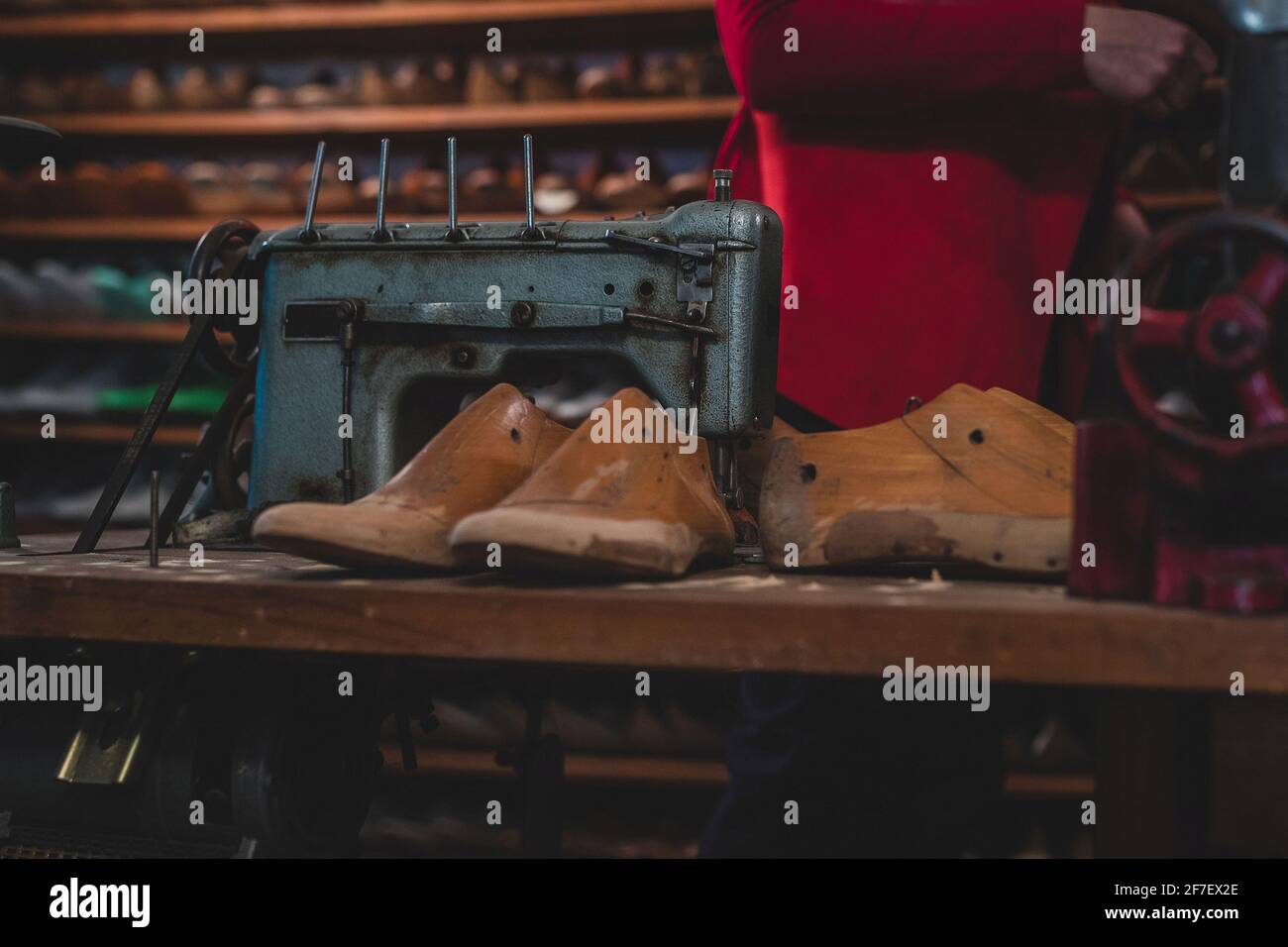 Shoes sewing machine hi-res stock photography and images - Alamy