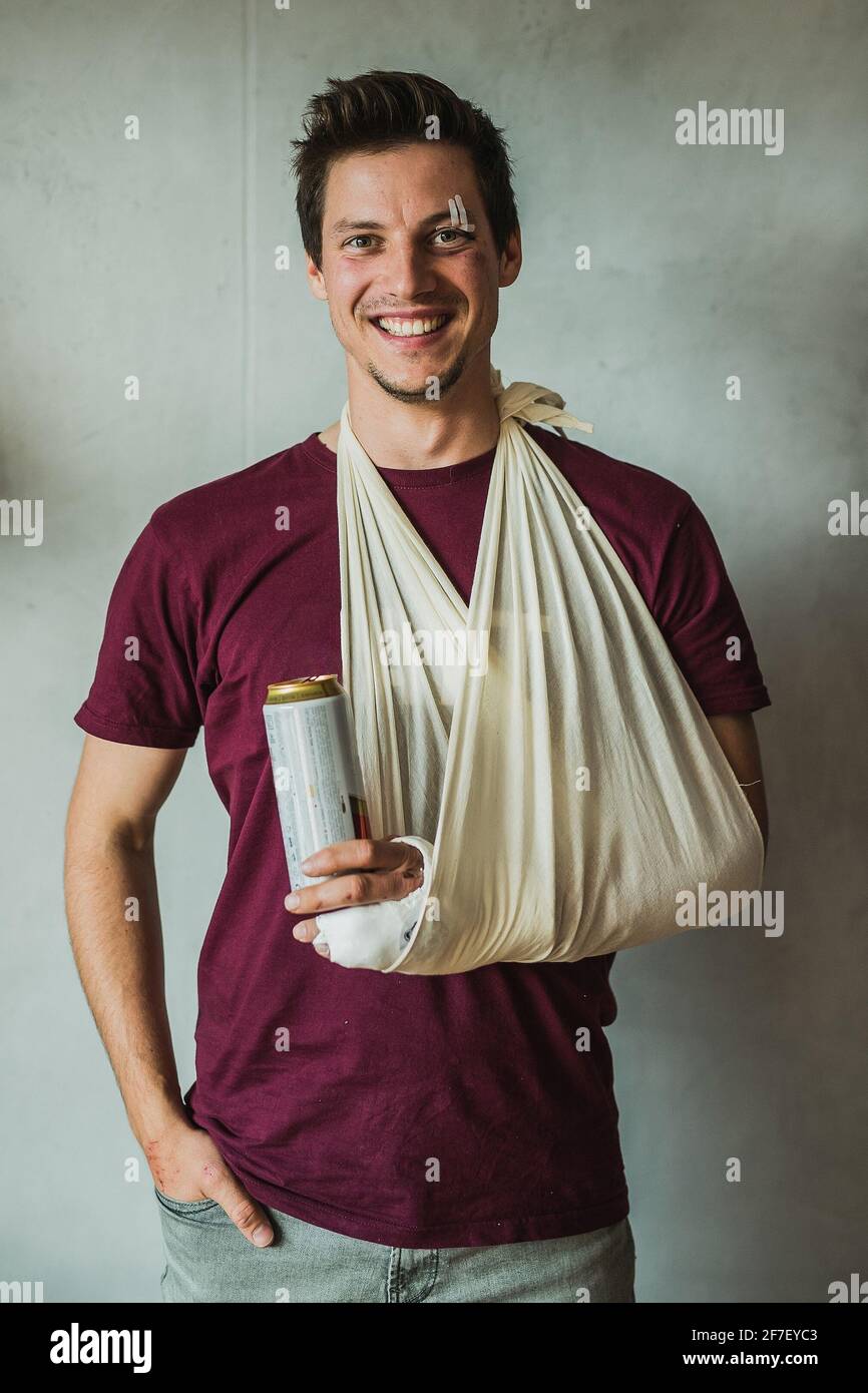 White plaster wrist cast hi-res stock photography and images - Alamy