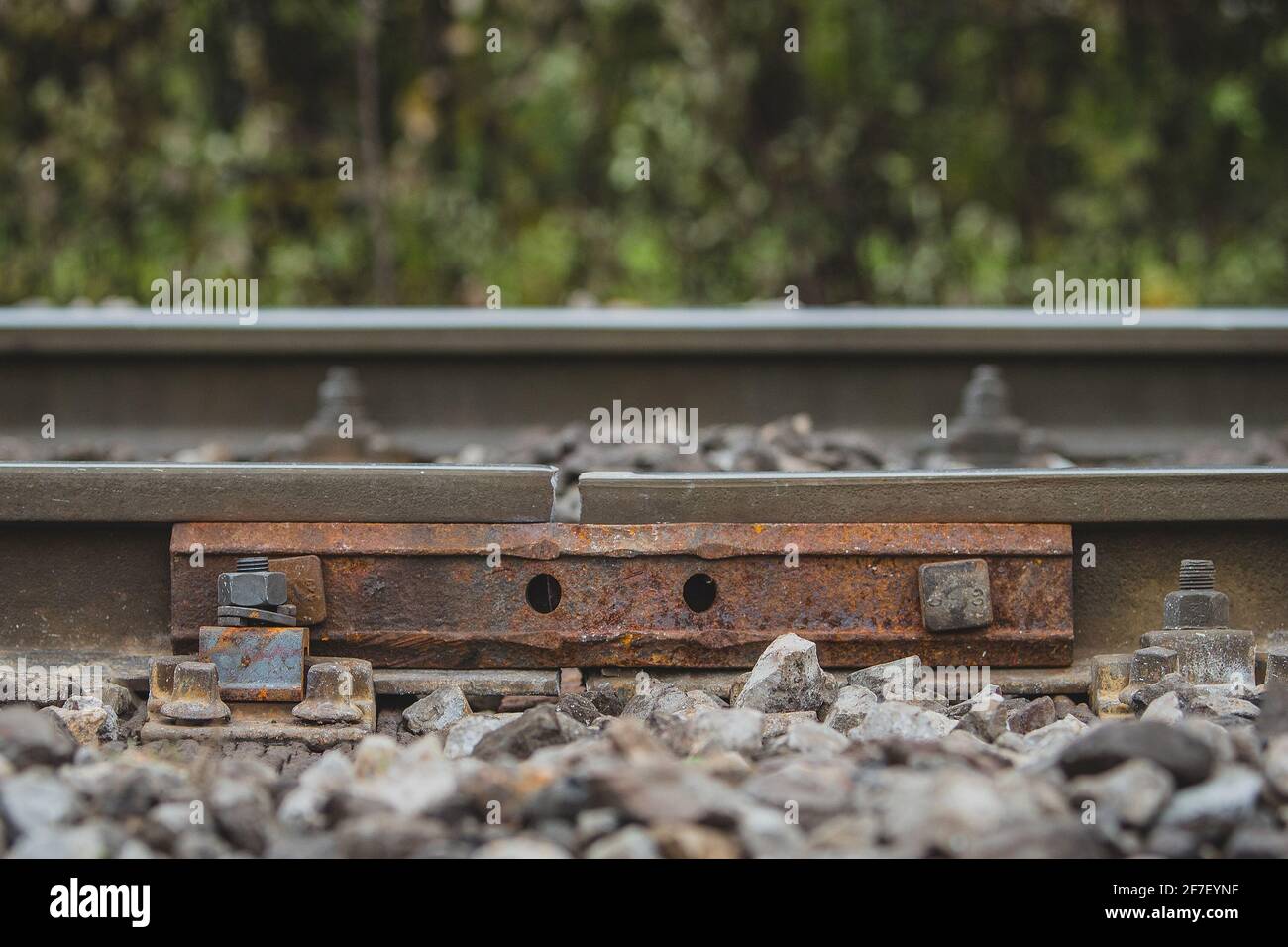 Temporary fix of broken or cracked rail or railway track due to cold ...