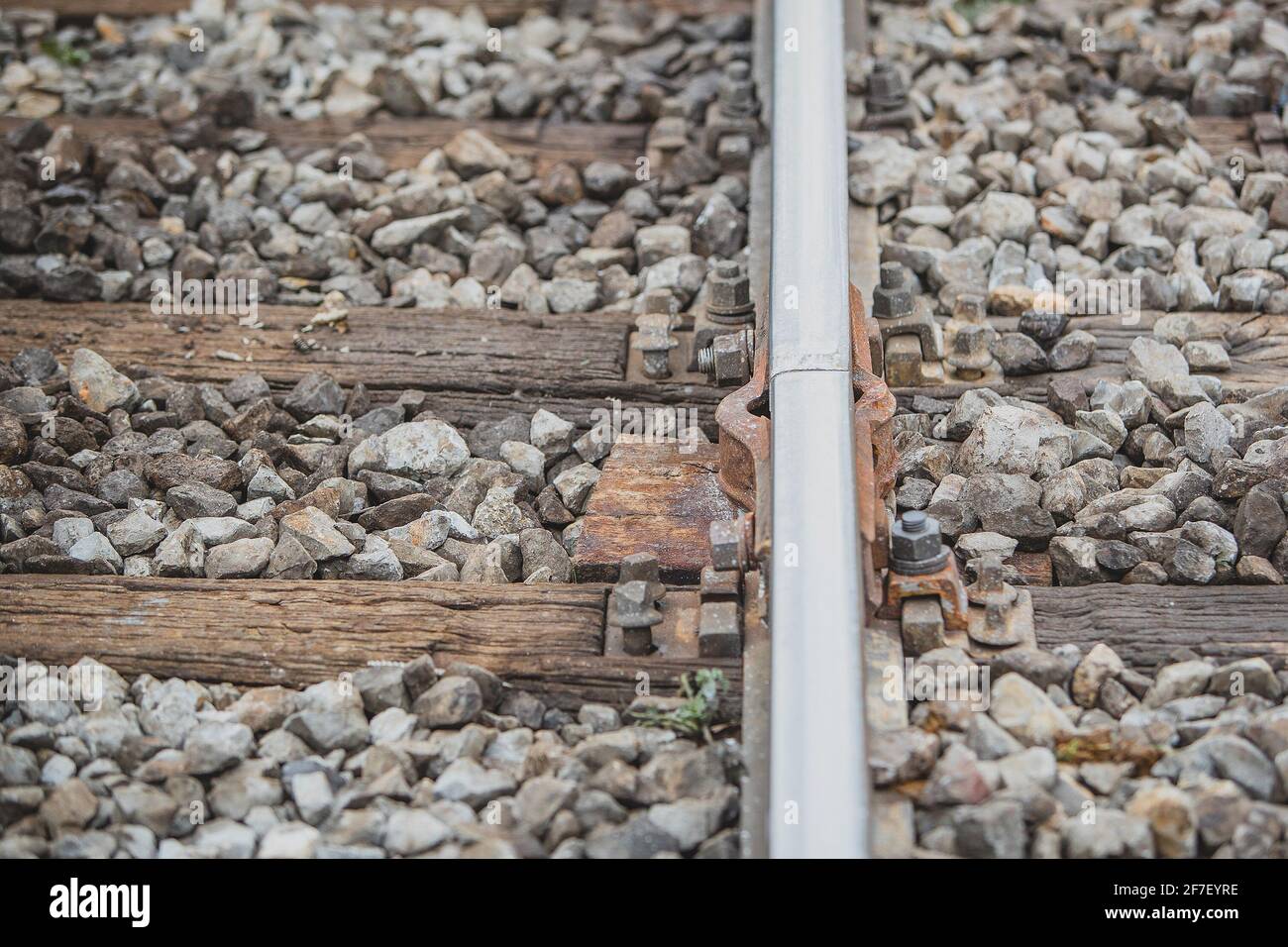 Temporary fix of broken or cracked rail or railway track due to cold ...