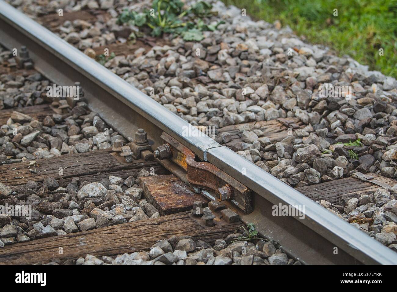 Temporary fix of broken or cracked rail or railway track due to cold ...