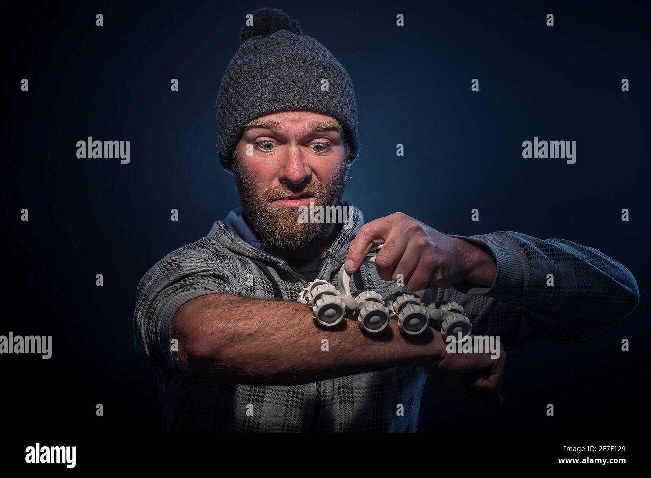 Old man rolling cap hi-res stock photography and images - Alamy