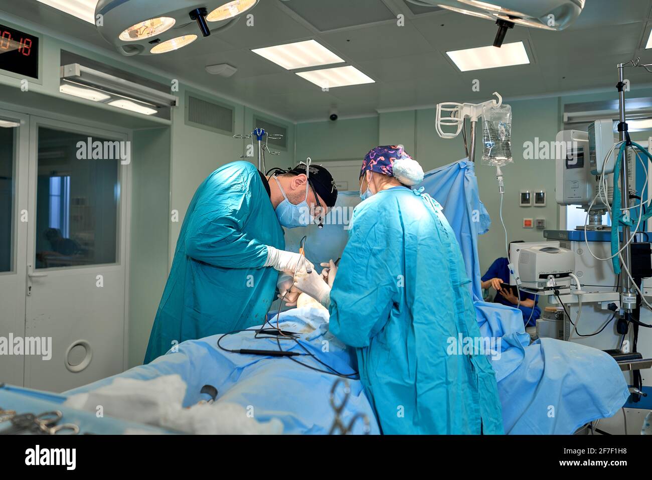 doctors work hard in the operating room Stock Photo - Alamy