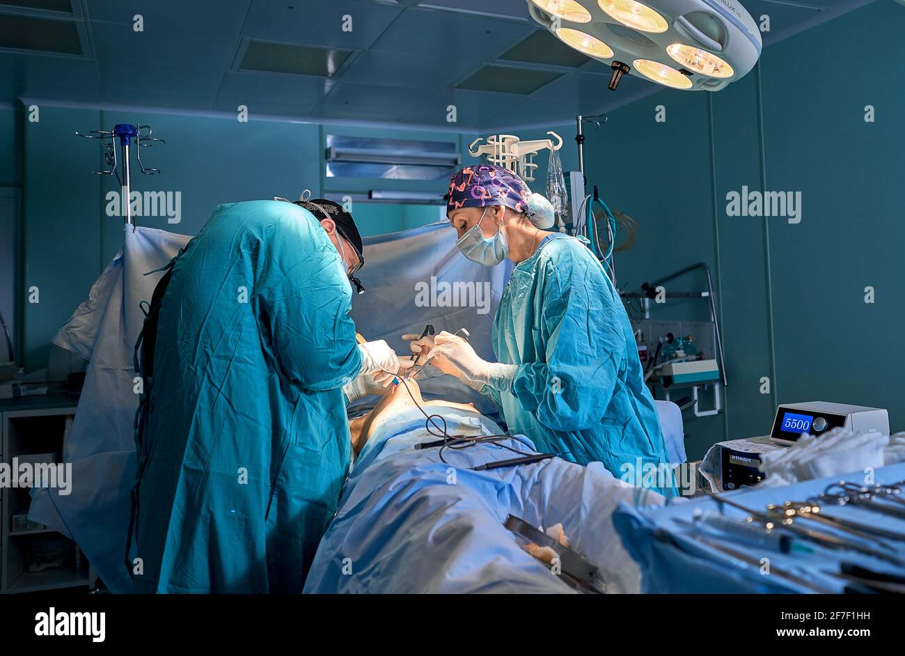 Hospital staff in operating theatre hi-res stock photography and images ...