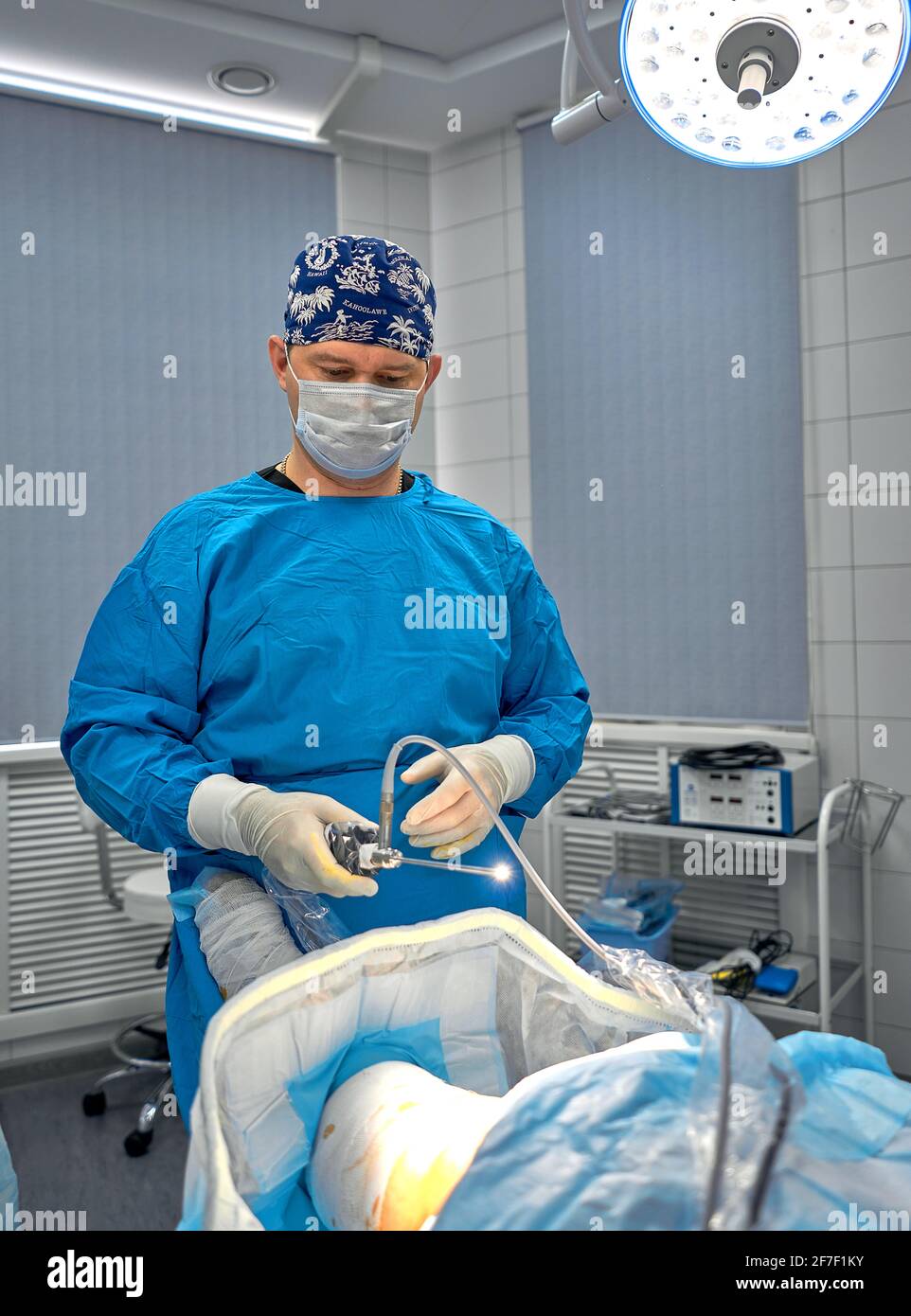 Doctor trying to resolve a knee joint trauma Stock Photo - Alamy