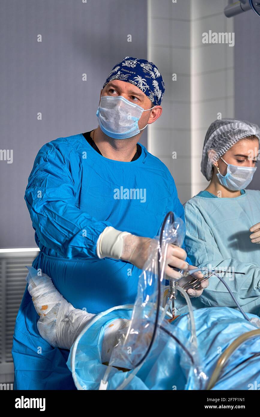 Doctor trying to resolve a knee joint trauma Stock Photo - Alamy
