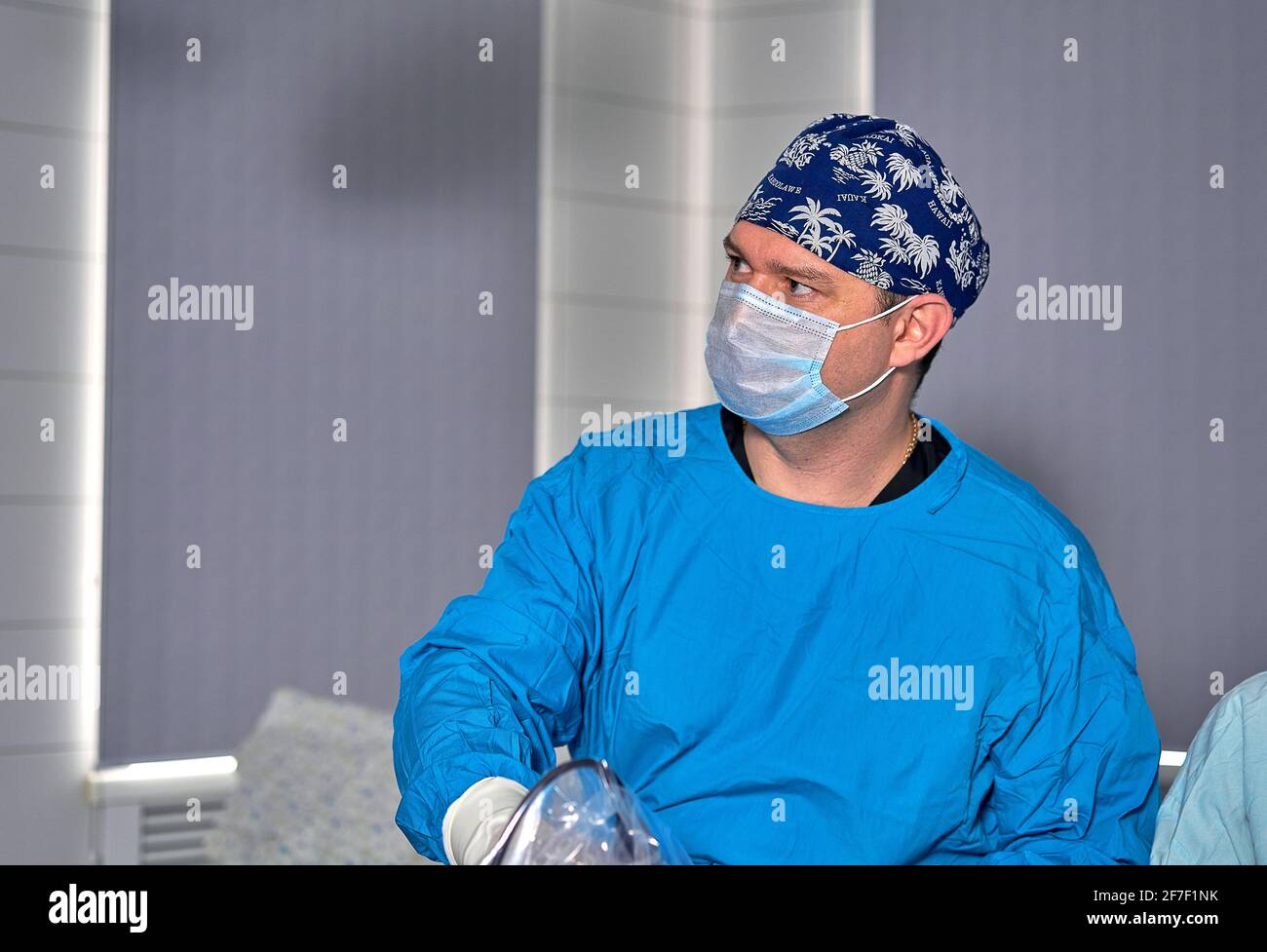Doctor trying to resolve a knee joint trauma Stock Photo - Alamy