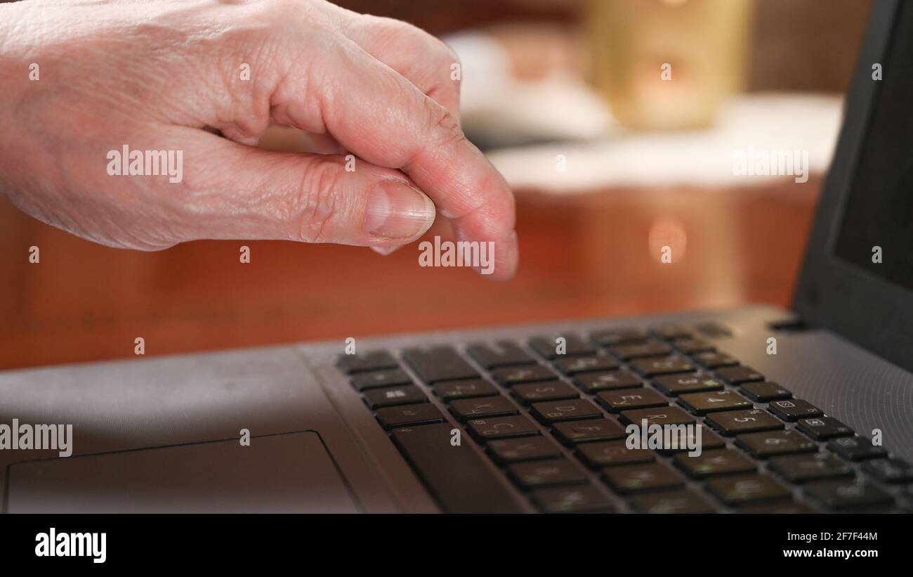 Elderly old lady typing text hi-res stock photography and images - Alamy