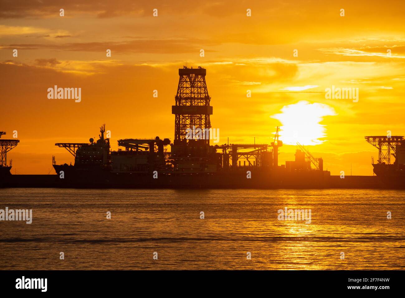 Idle oil rigs hi-res stock photography and images - Alamy