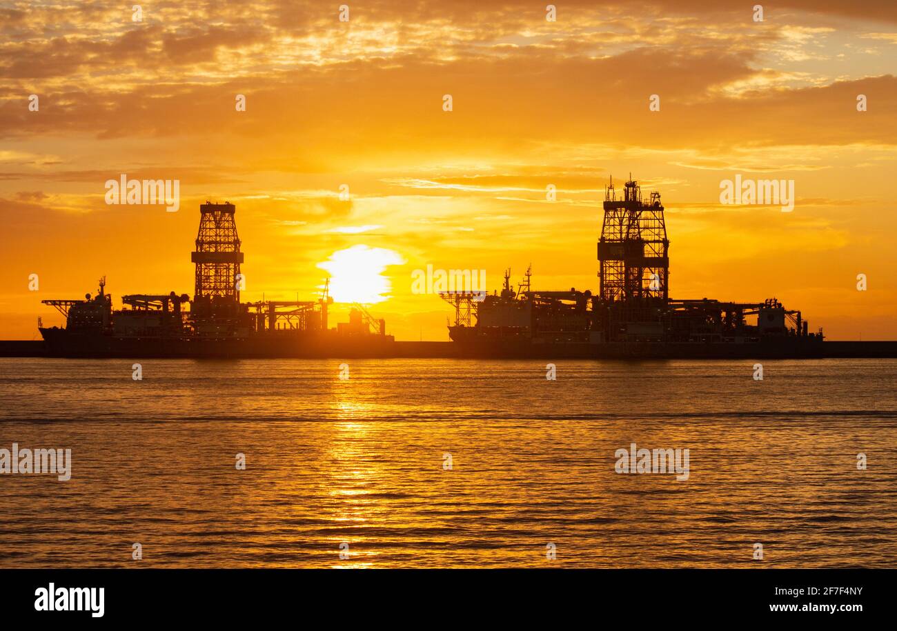 Idle oil rigs hi-res stock photography and images - Alamy