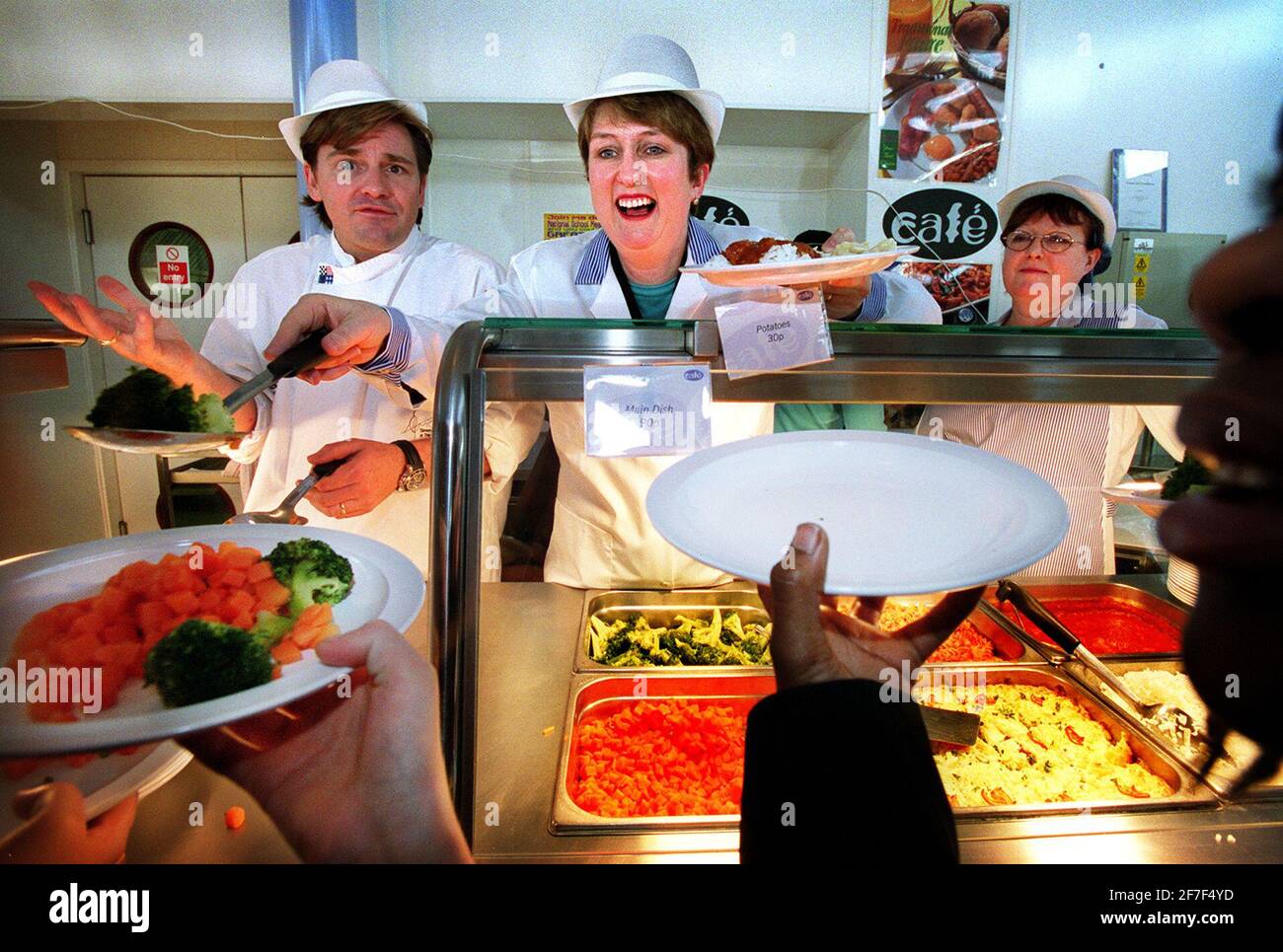 SCHOOLS MINISTER JACQUI SMITH (CENTRE) AND CELEBRITY CHEF STEVEN ...