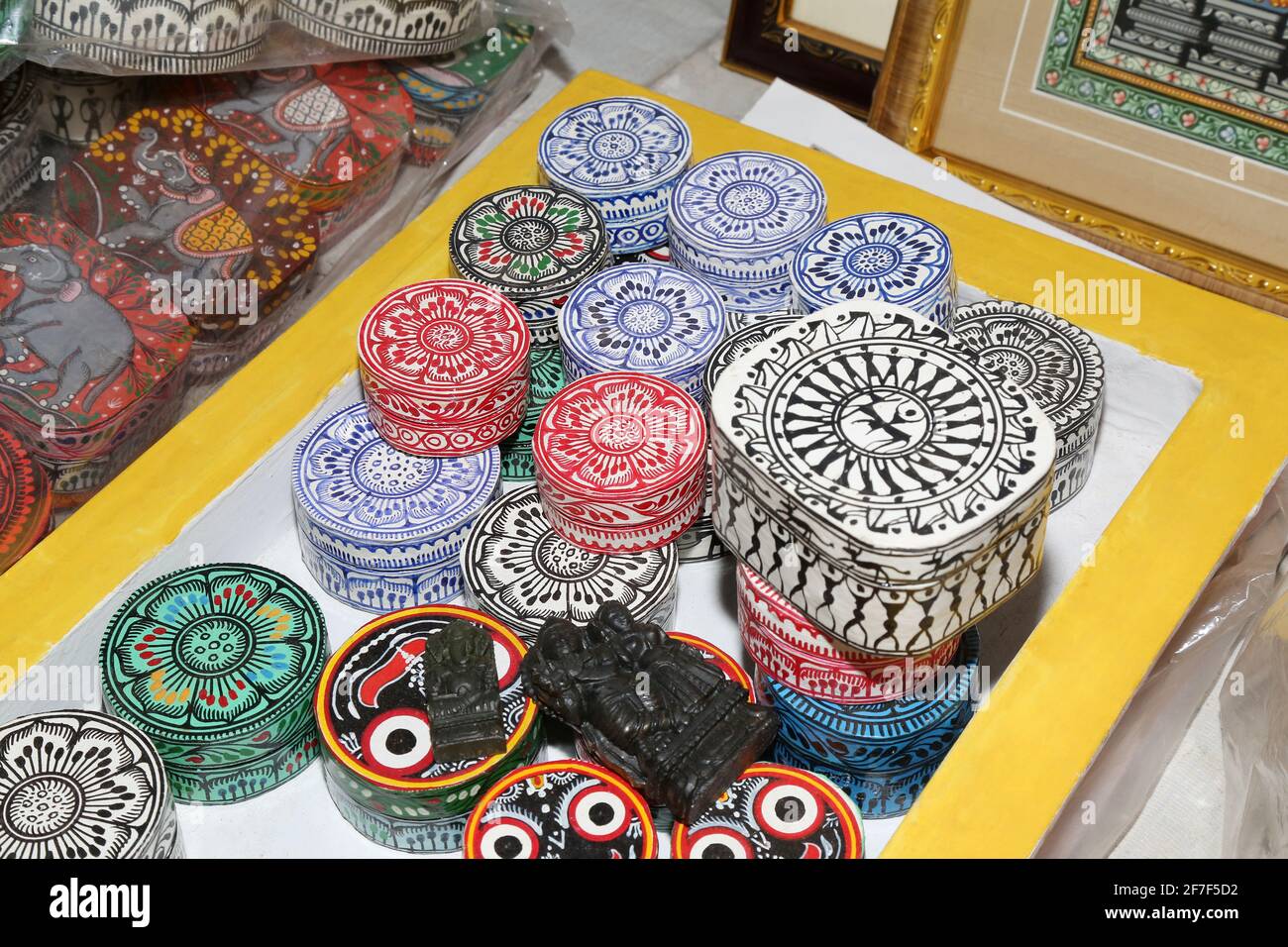 Paper Mache gift artifacts on sale in shop at Raghurajpur of Odisha ...
