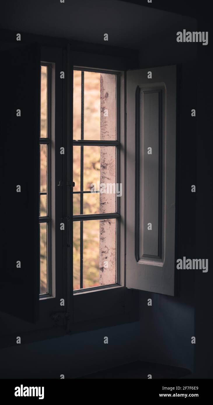 Dark room with window light hi-res stock photography and images - Alamy