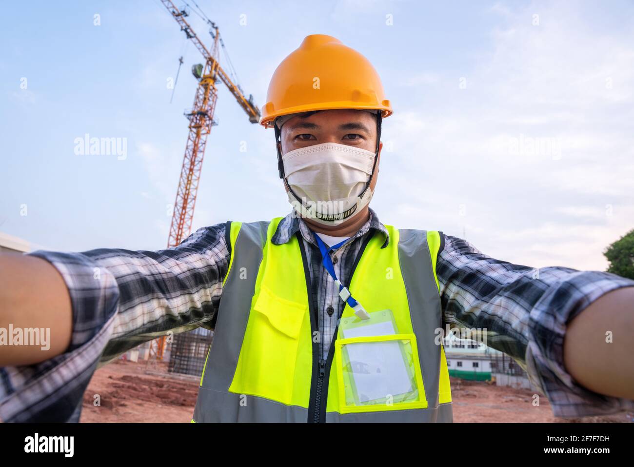 Portrait Selfie of Engineer wearing PPE and face mask protect corona ...