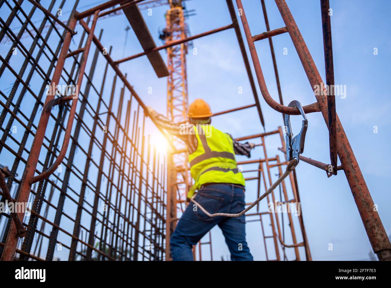 Working at height equipment constructive. Fall arrestor device for ...