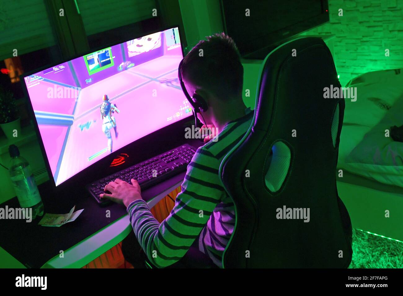Fortnite boy hi-res stock photography and images - Alamy