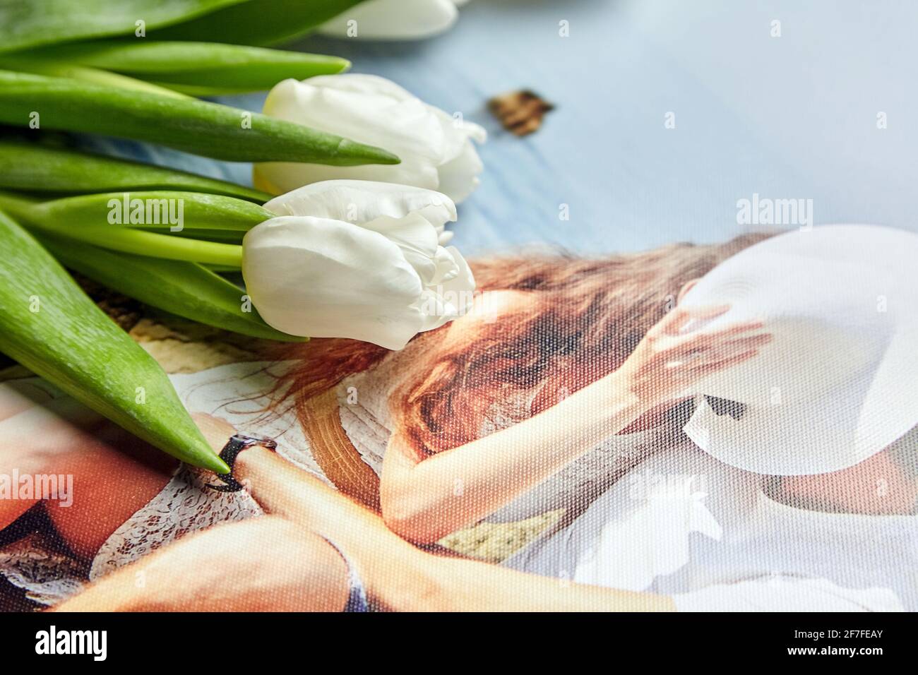 Kissing flowers hi-res stock photography and images - Alamy