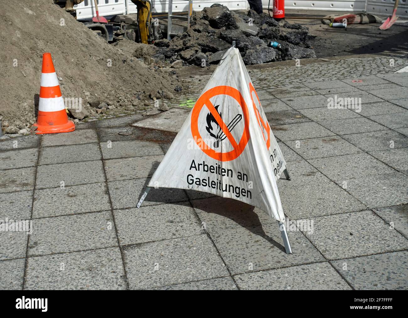 Sign, no open fire, Working on gas pipes, Berlin Stock Photo - Alamy