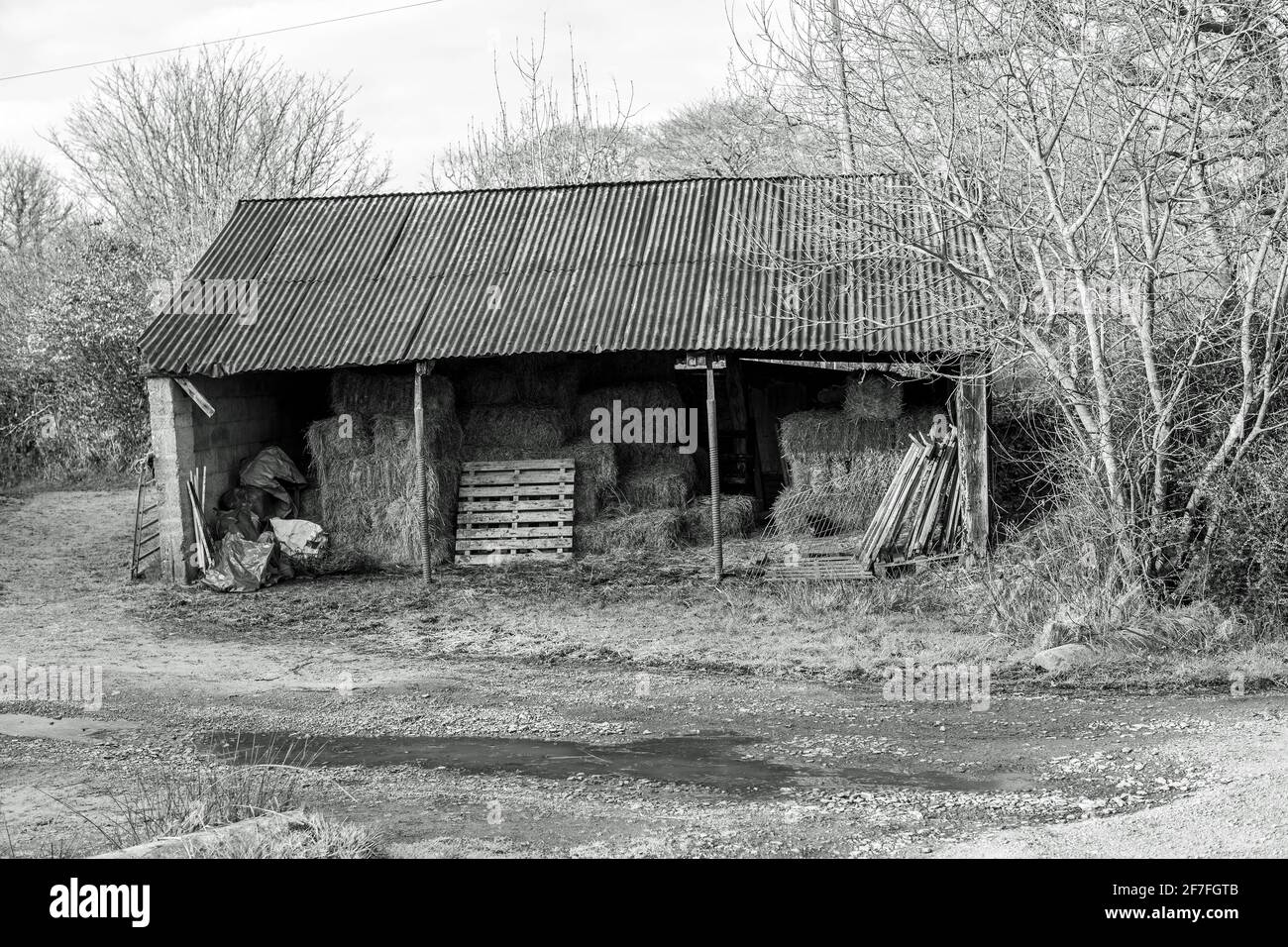 Old open barn hi-res stock photography and images - Alamy