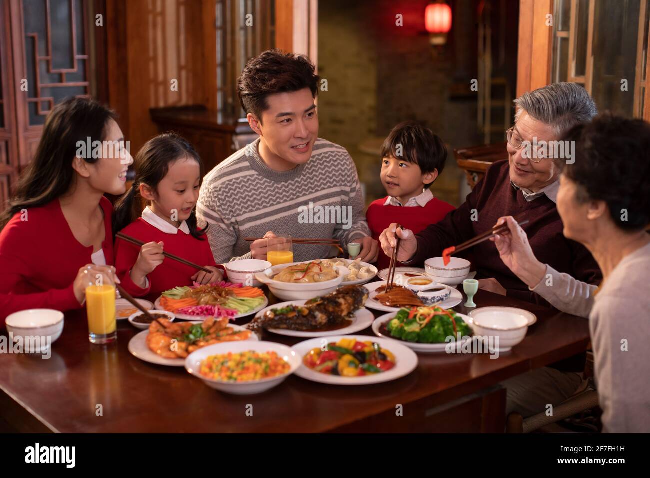 Chinese new year family dinner hi-res stock photography and images - Alamy