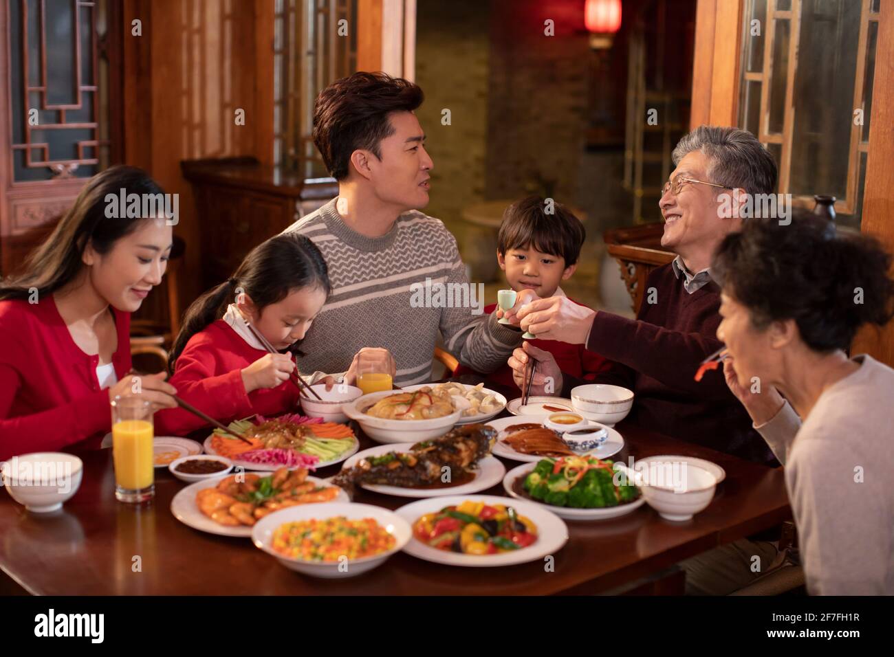 Chinese new year family dinner hi-res stock photography and images - Alamy