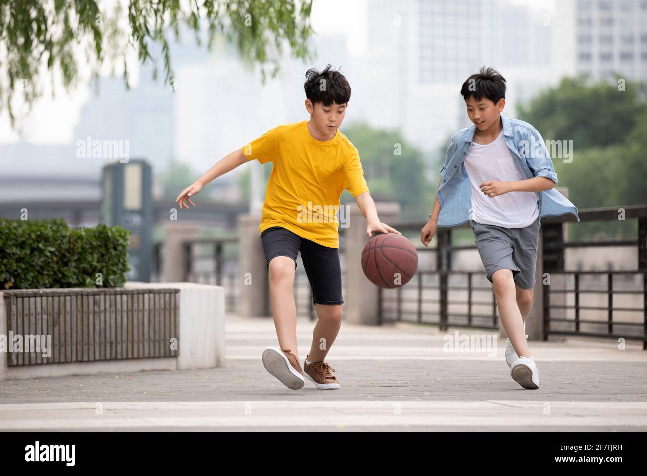 Chinese boys playing basketball hi-res stock photography and images - Alamy