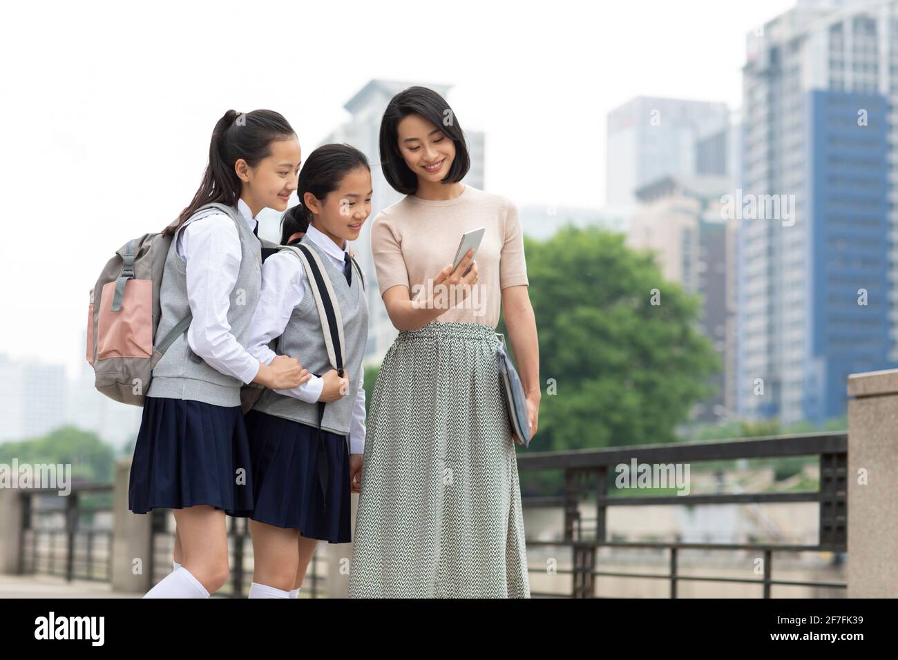Teacher showing students smartphone Stock Photo - Alamy